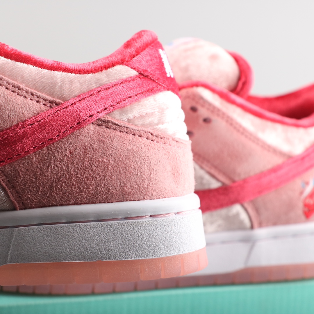 Tênis SB Dunk Low Strange Love - R store