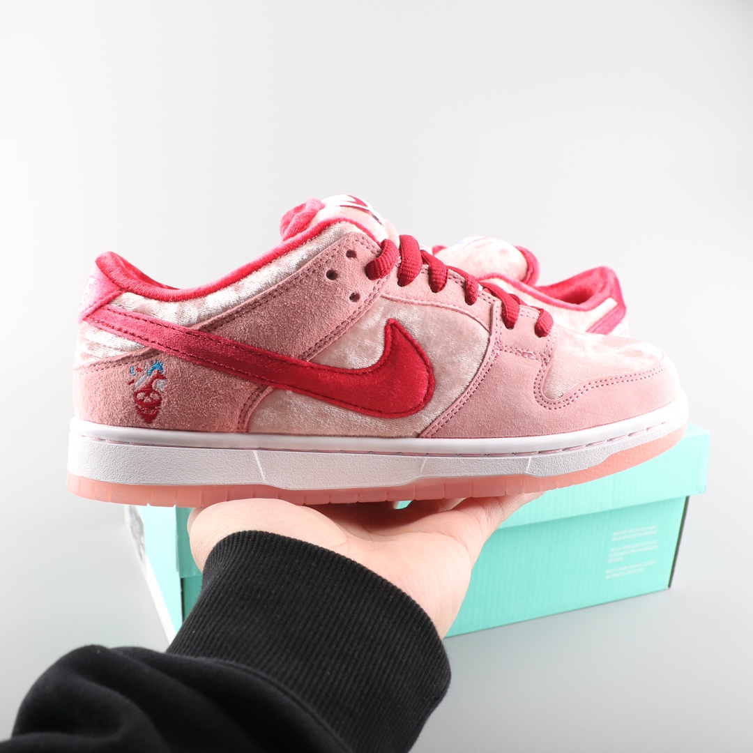 Tênis SB Dunk Low Strange Love - R store