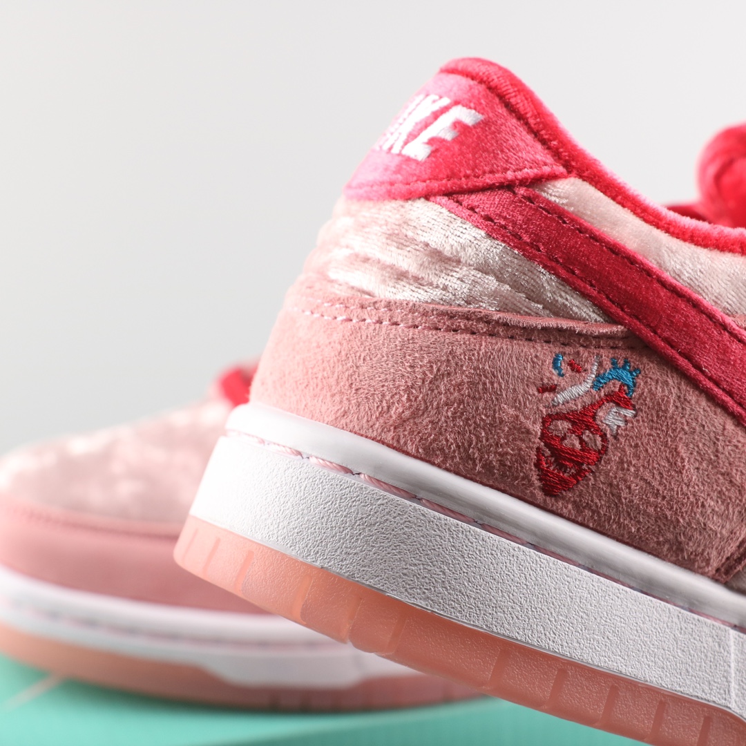 Tênis SB Dunk Low Strange Love - R store