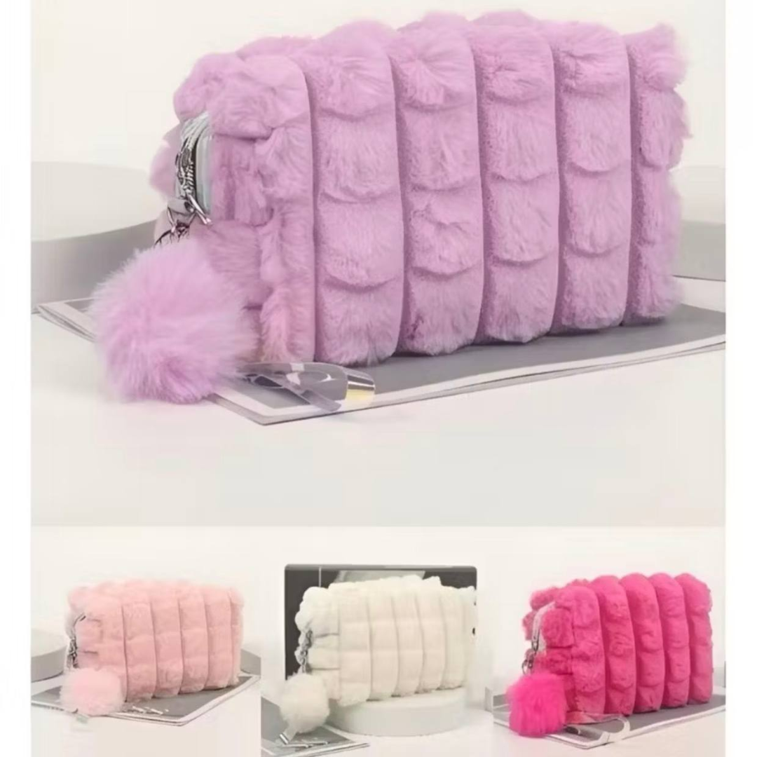 Estojo Necessaire Pelúcia com Pompom Cor Aleatória - Unidade B1-190 ...