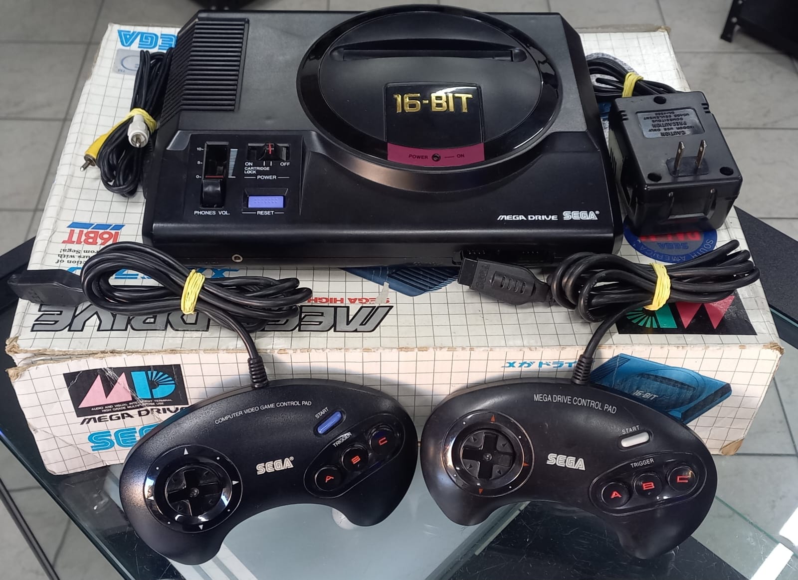 Console Mega Drive 16-Bit (Caixa Sem Berço e 2 Controles) - Usado ...