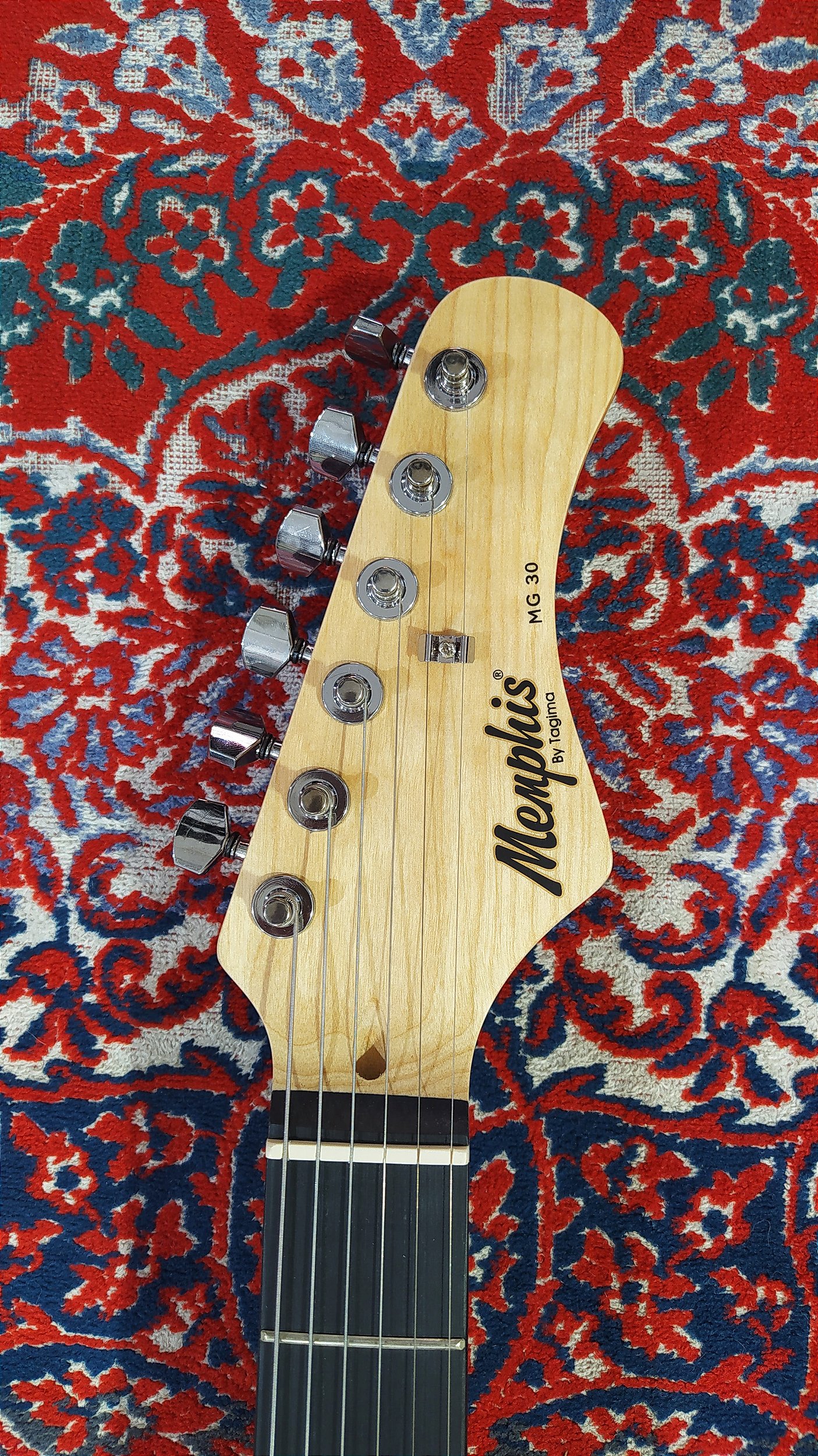 Guitarra Memphis Strato MG-30 Fiesta Red Escudo Antique White - Look ...
