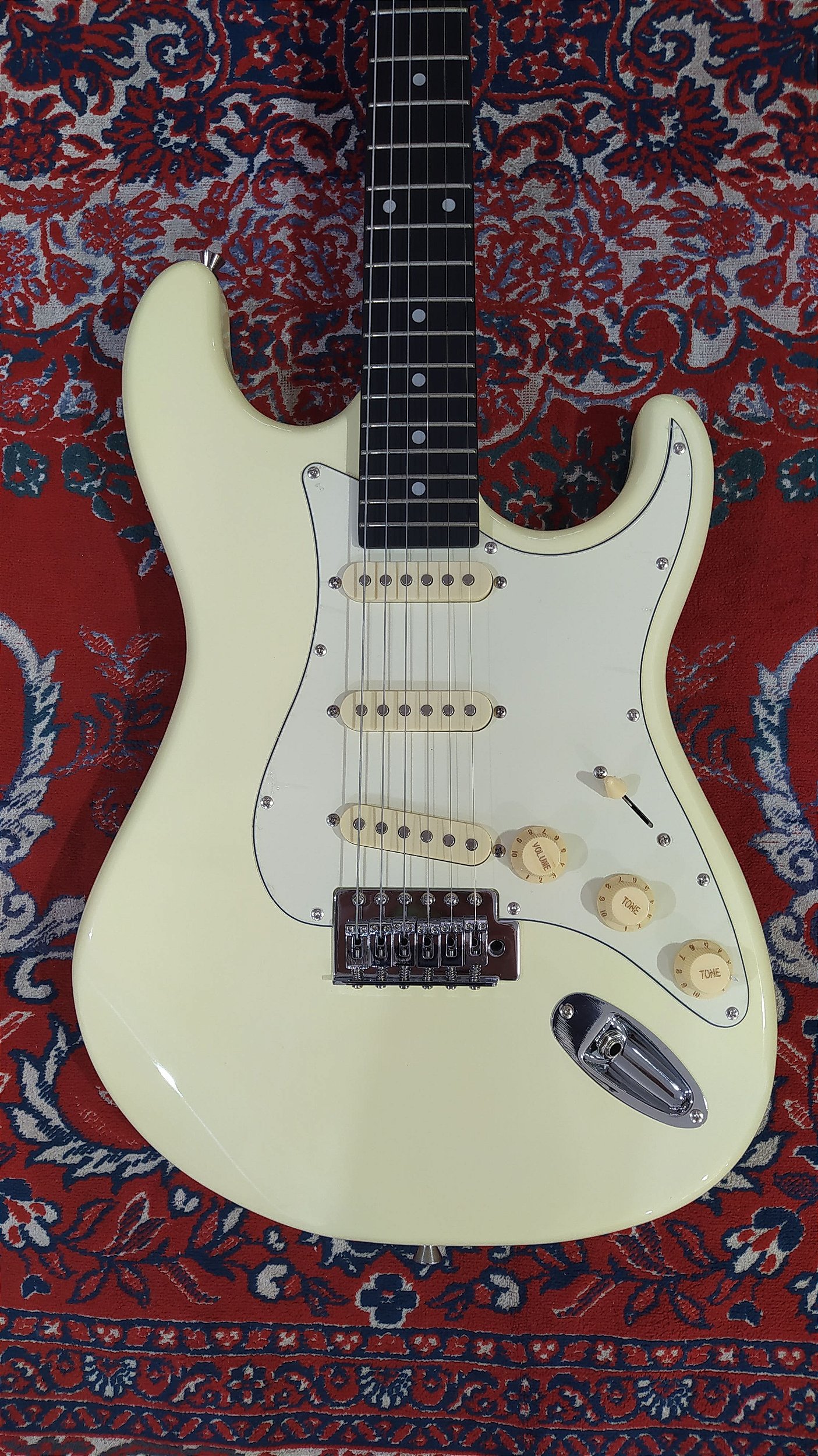 Guitarra Memphis Strato MG-30 Olympic White Escudo Antique White - Look ...