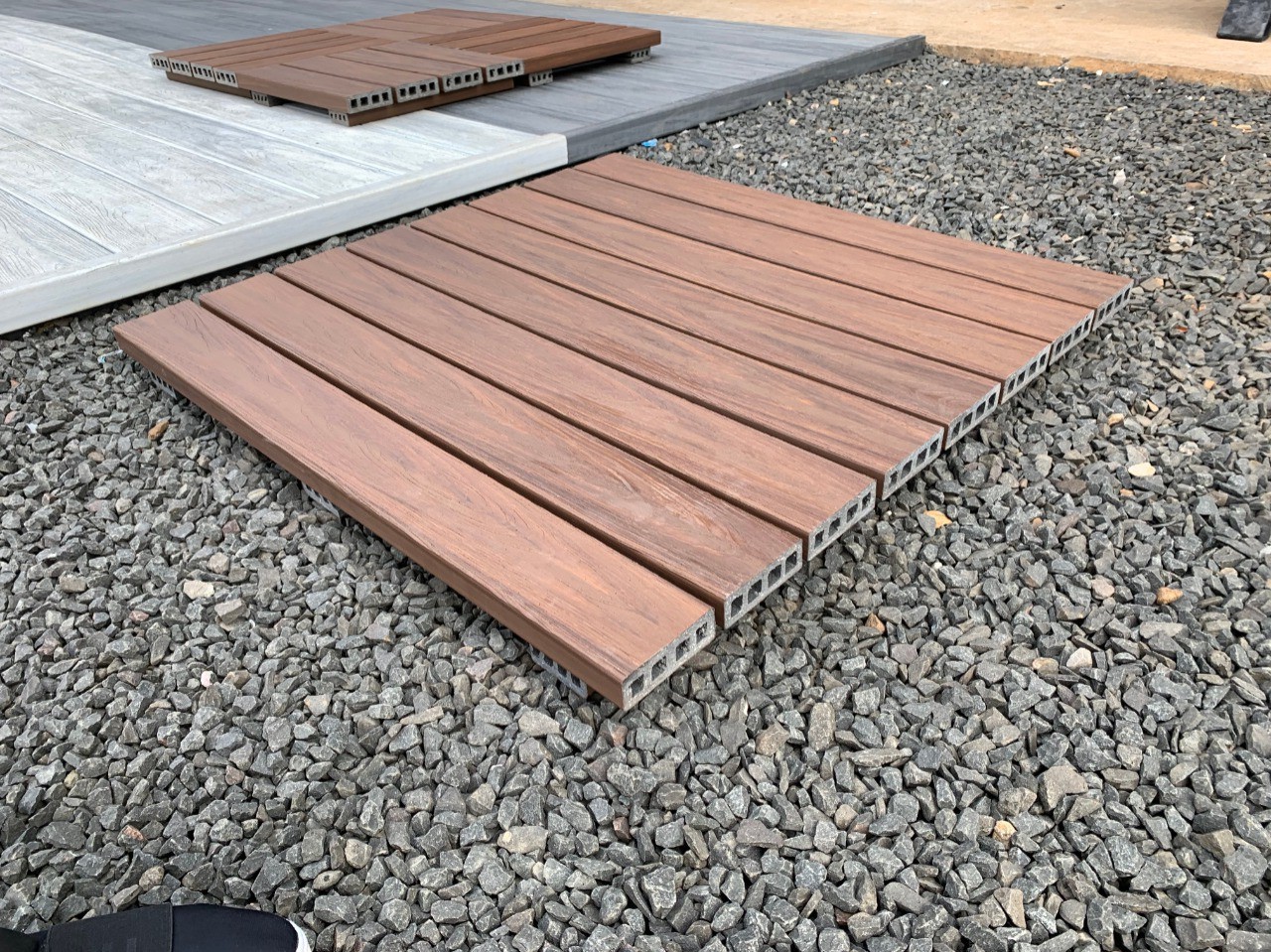 Deck 86x86 cm modular Cor Ipê - Madeira Plástica Com textura - Lazer e Casa