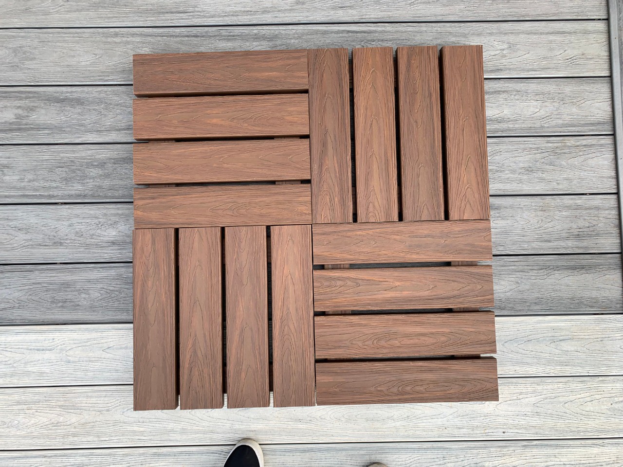 Deck 43x43 cm modular Cor Ipê - Madeira Plástica Com textura - Lazer e Casa