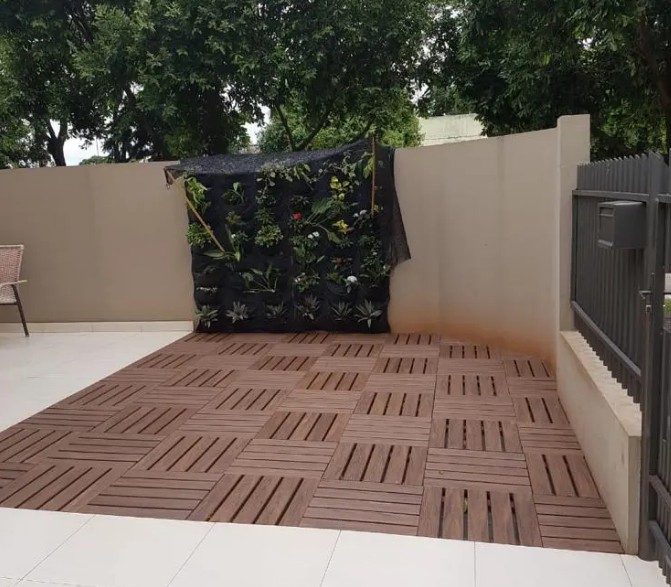 Deck 43x43 cm modular Cor Ipê - Madeira Plástica Com textura - Lazer e Casa