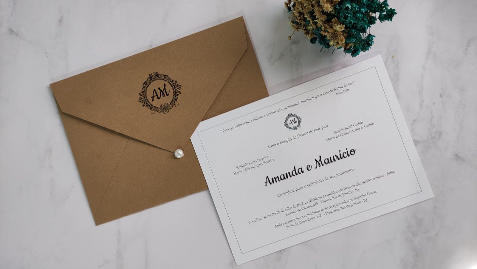 Convite Casamento com iniciais no Envelope Kraft - Bellagi Convites