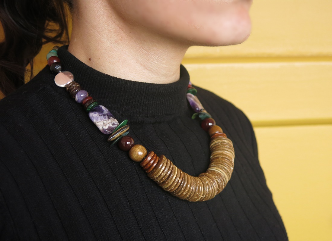 COLAR ÉTNICO COM COCO E PEDRAS VARIADAS - Atelier Lu Guerra - Design ...