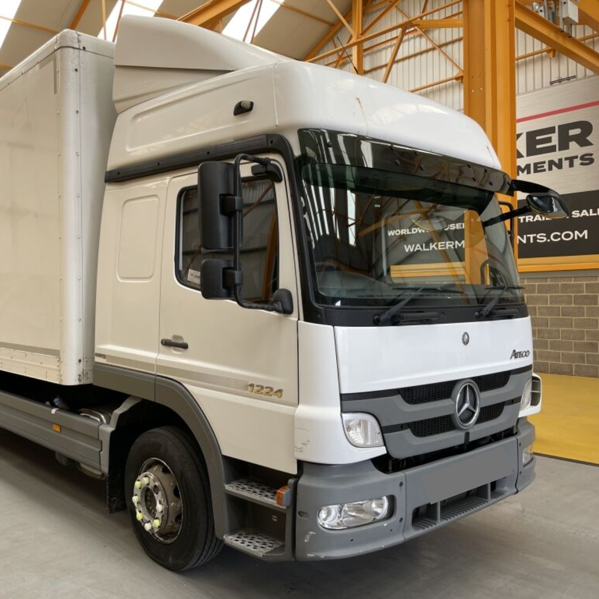 Cobertura Coluna Parabrisa MB Atego/Axor teto baixo - LE - BRUTOEXPRESS | Tudo para Seu Caminhão