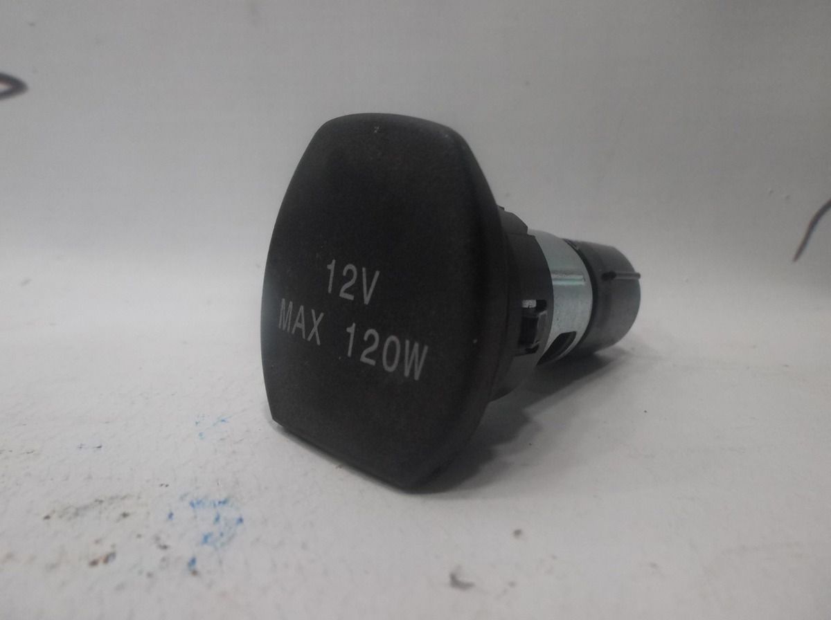 Plug 12v Tomada Auxiliar Nissan Versa 19/20 Original - Geober Auto Peças