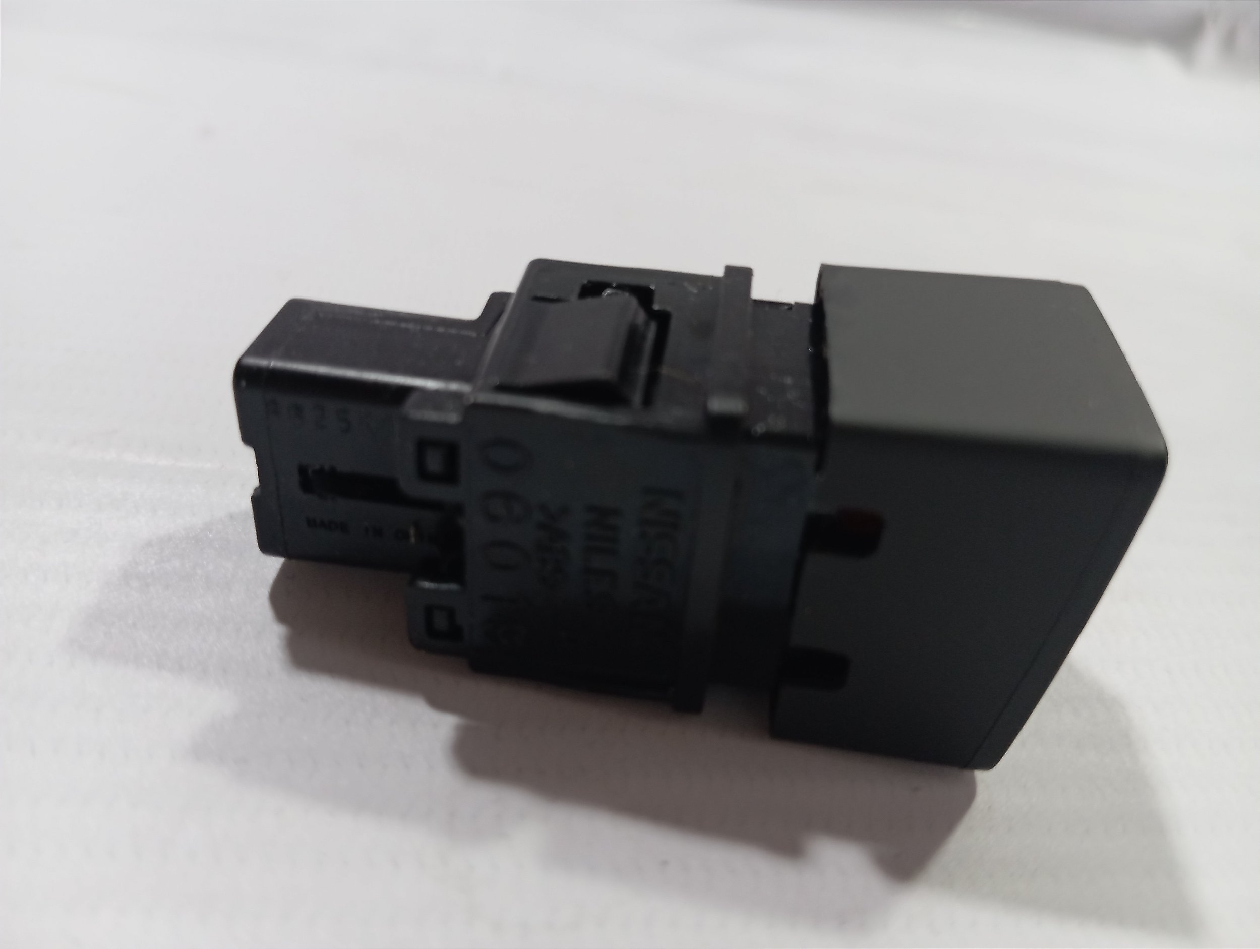 BOTAO COMANDO DE ALERTA NISSAN VERSA 18/19 - Geober Auto Peças