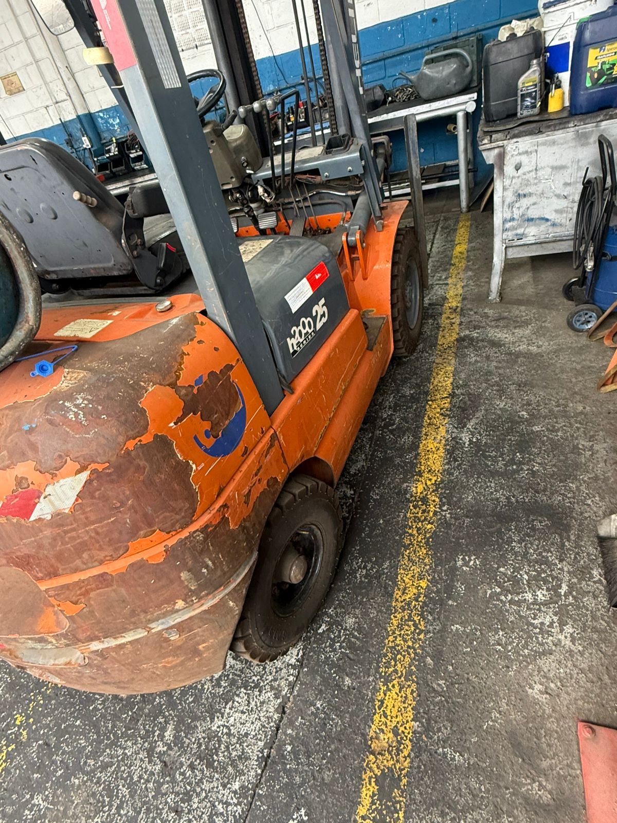 EMPILHADEIRA HELLI, MODELO:CPQD25, ANO:2013, COMBUSTIVEL: GLP, TORRE:D ...