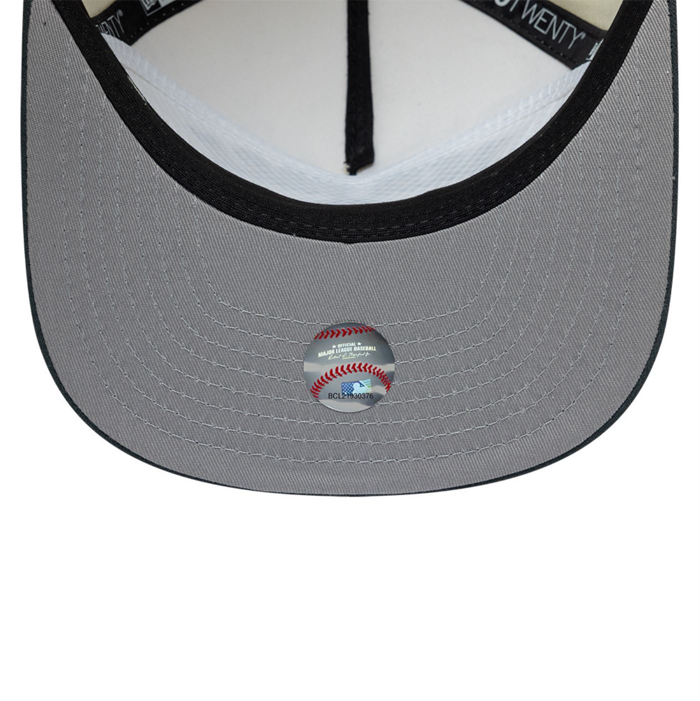 Boné New Era Metallic Logo 1920 New York Yankees Off White - FIRST DOWN ...