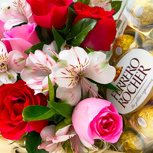 Delicada Casinha de Flores com Ferrero Rocher 150g - Fênix Floricultura ...