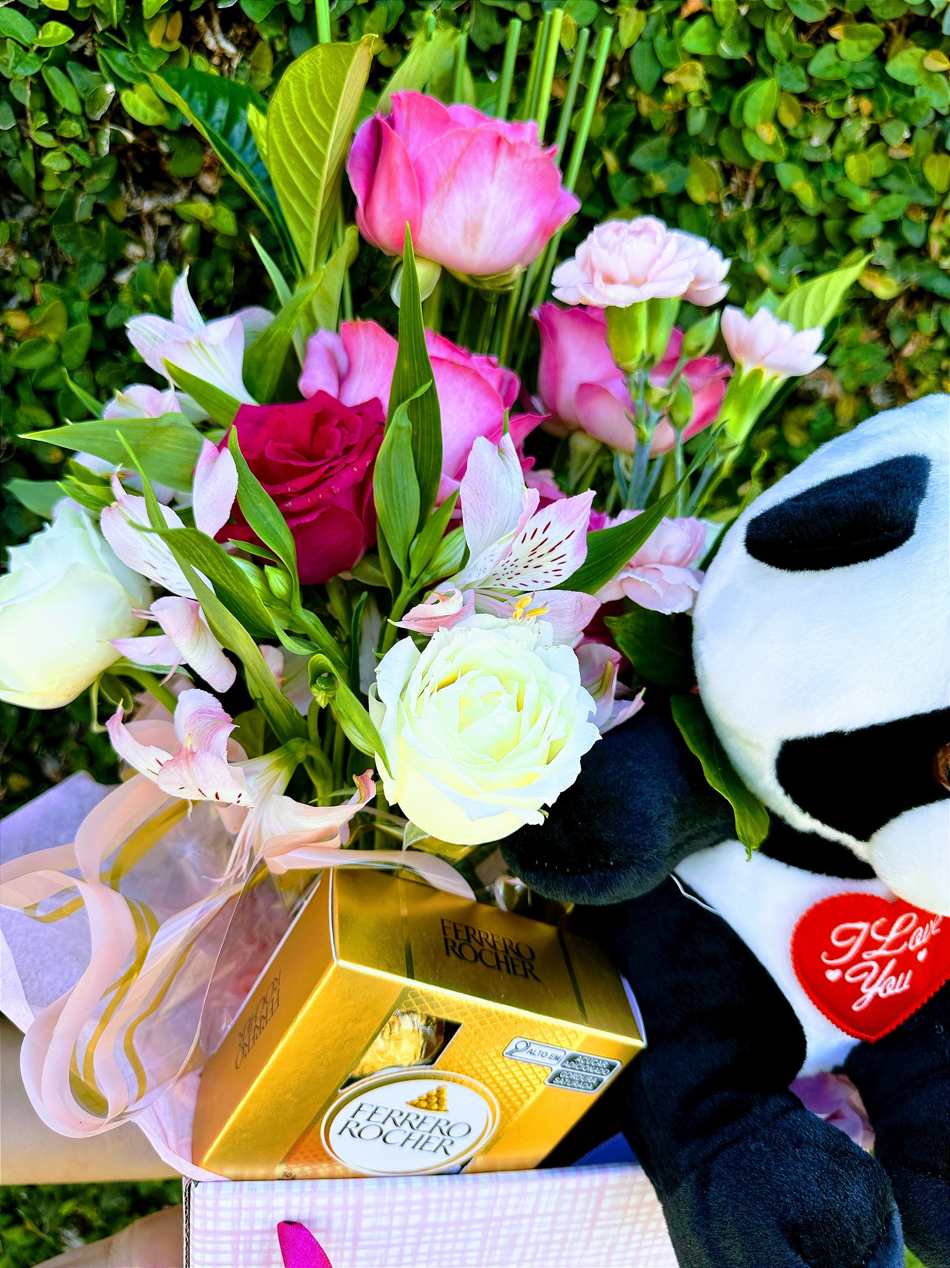 Arranjo Fofura de Flores Com Panda & Chocolate - Fênix Floricultura ...
