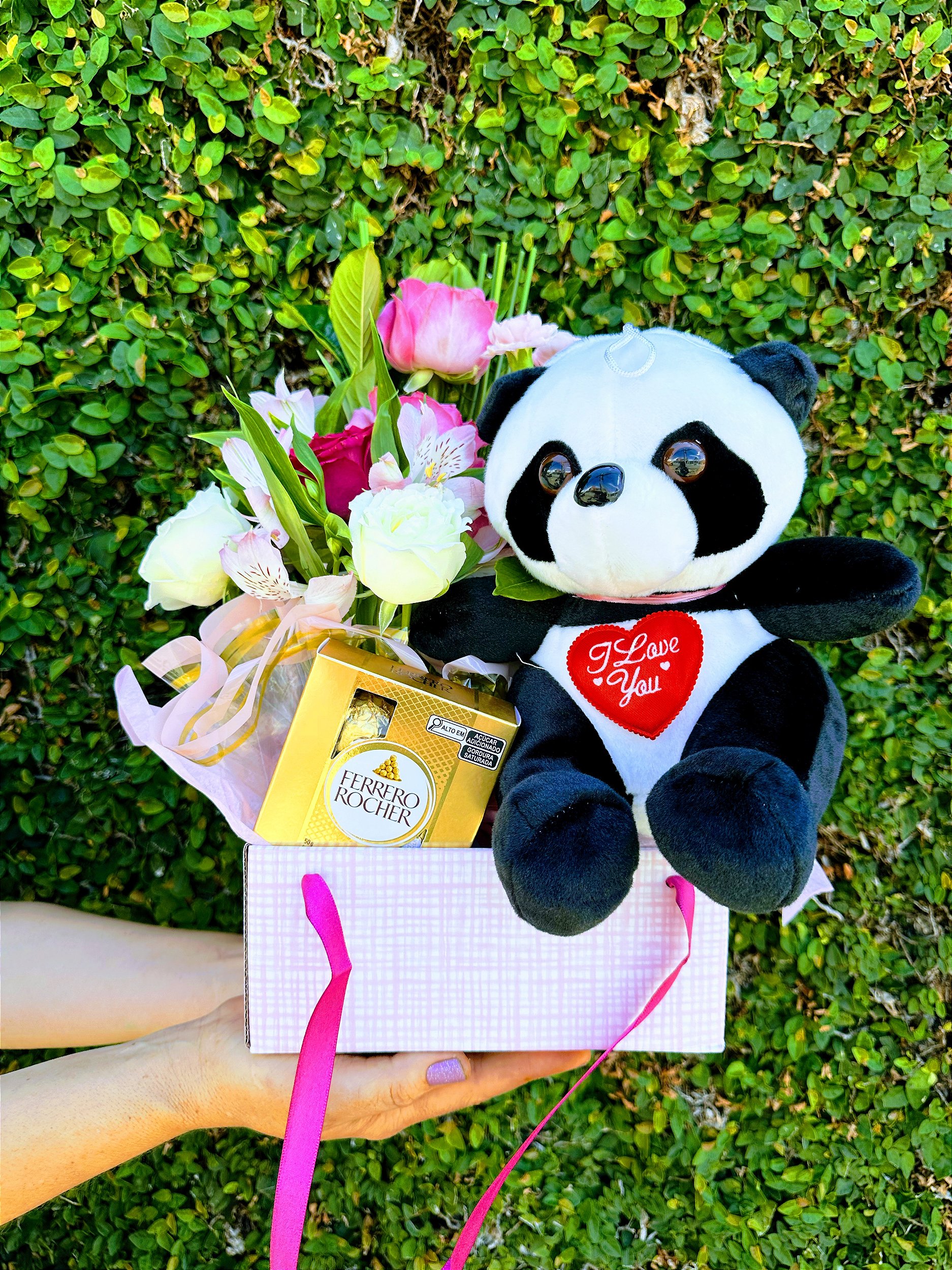 Arranjo Fofura de Flores Com Panda & Chocolate - Fênix Floricultura ...