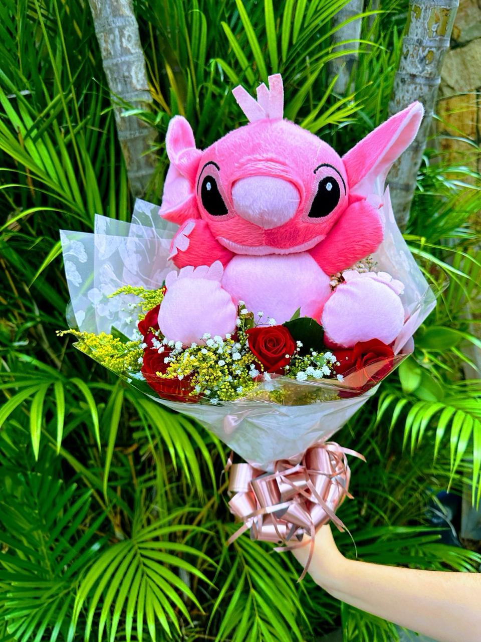Buquê Rosas Vermelhas com Stitch Rosa - Fênix Floricultura - Flores ...