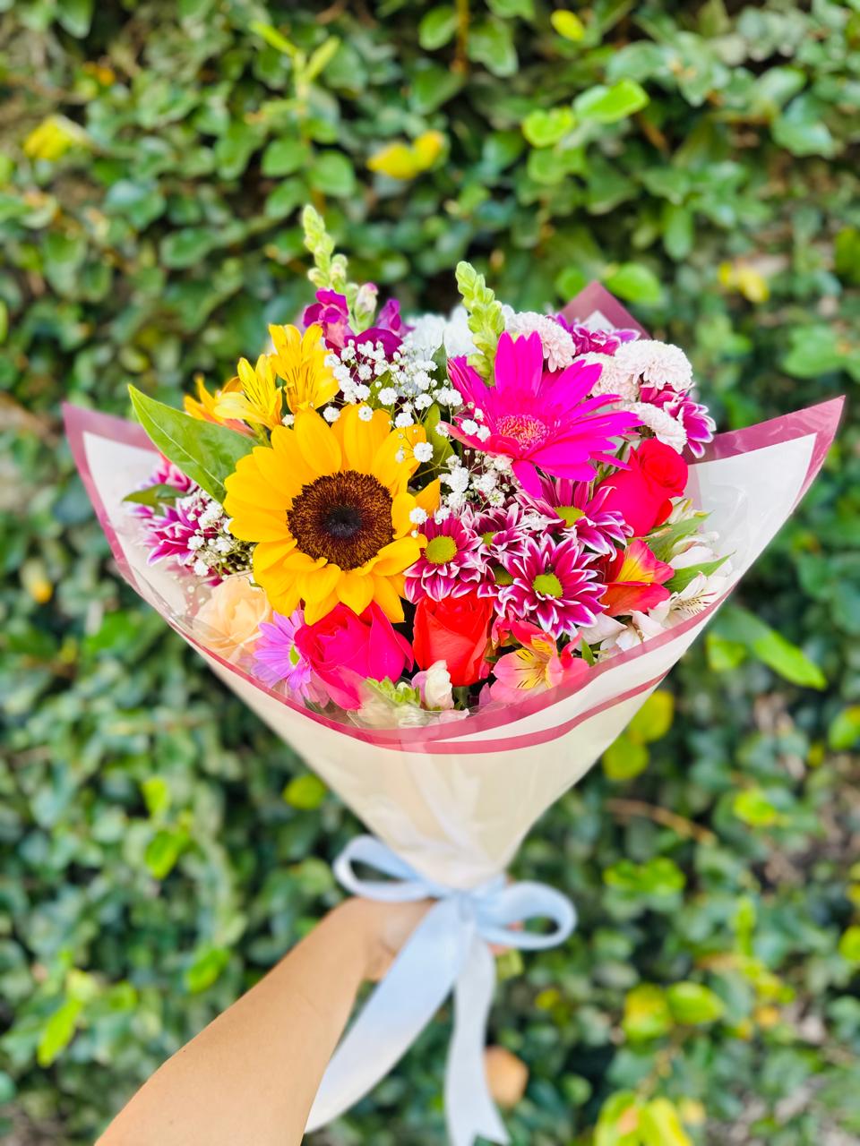 Buquê “Encanto de Flores Nobres” - Fênix Floricultura - Flores, Cestas ...