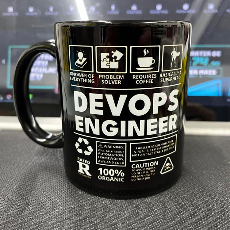 Caneca Devops Engineer preta - Caneca do Dev - Canecas e produtos de ...