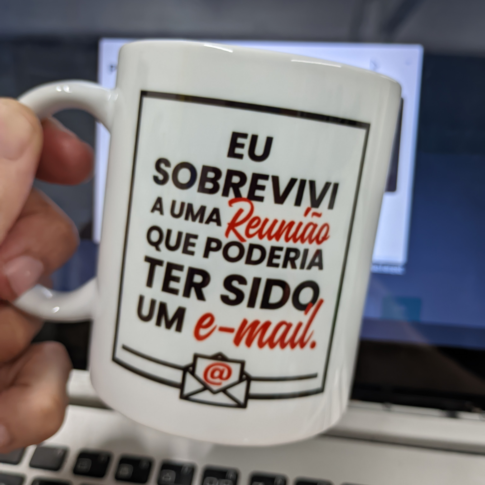Caneca Eu Sobrevivi a uma Reunião que Poderia ter sido um e-mail ...