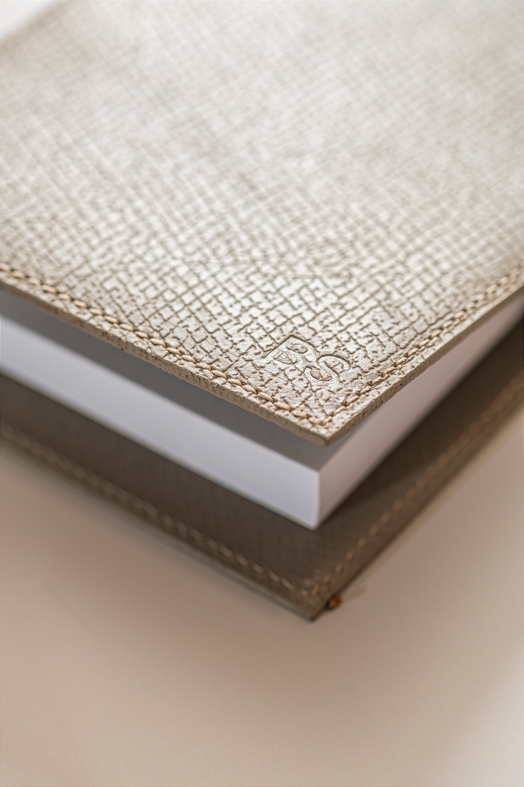 Conjunto Porta Baralho + Bloco em couro Fendi - Zanquê - Leather Home Decor