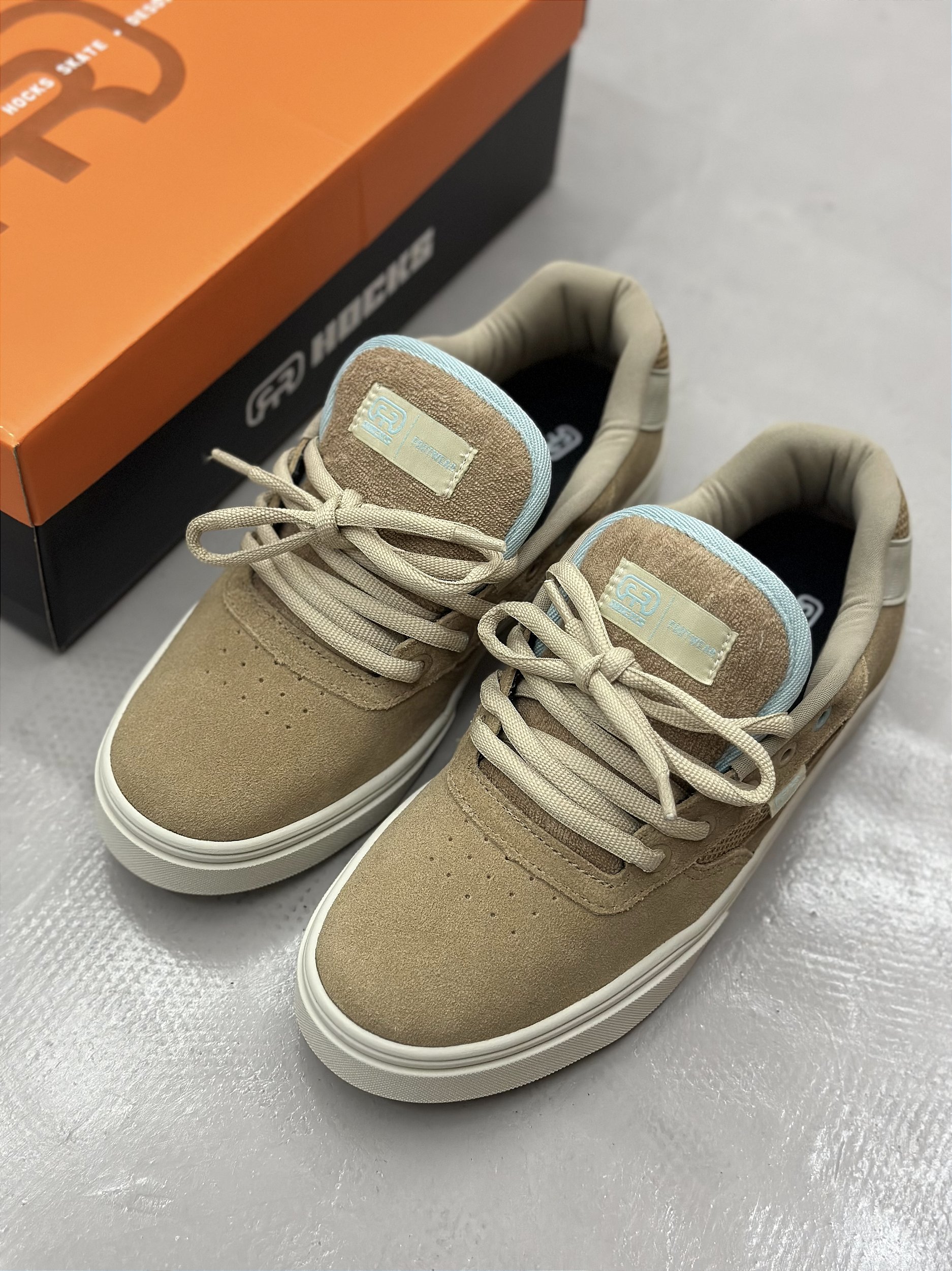 HOCKS FLAT LITE (Sky Nuts) - Corre de Rua