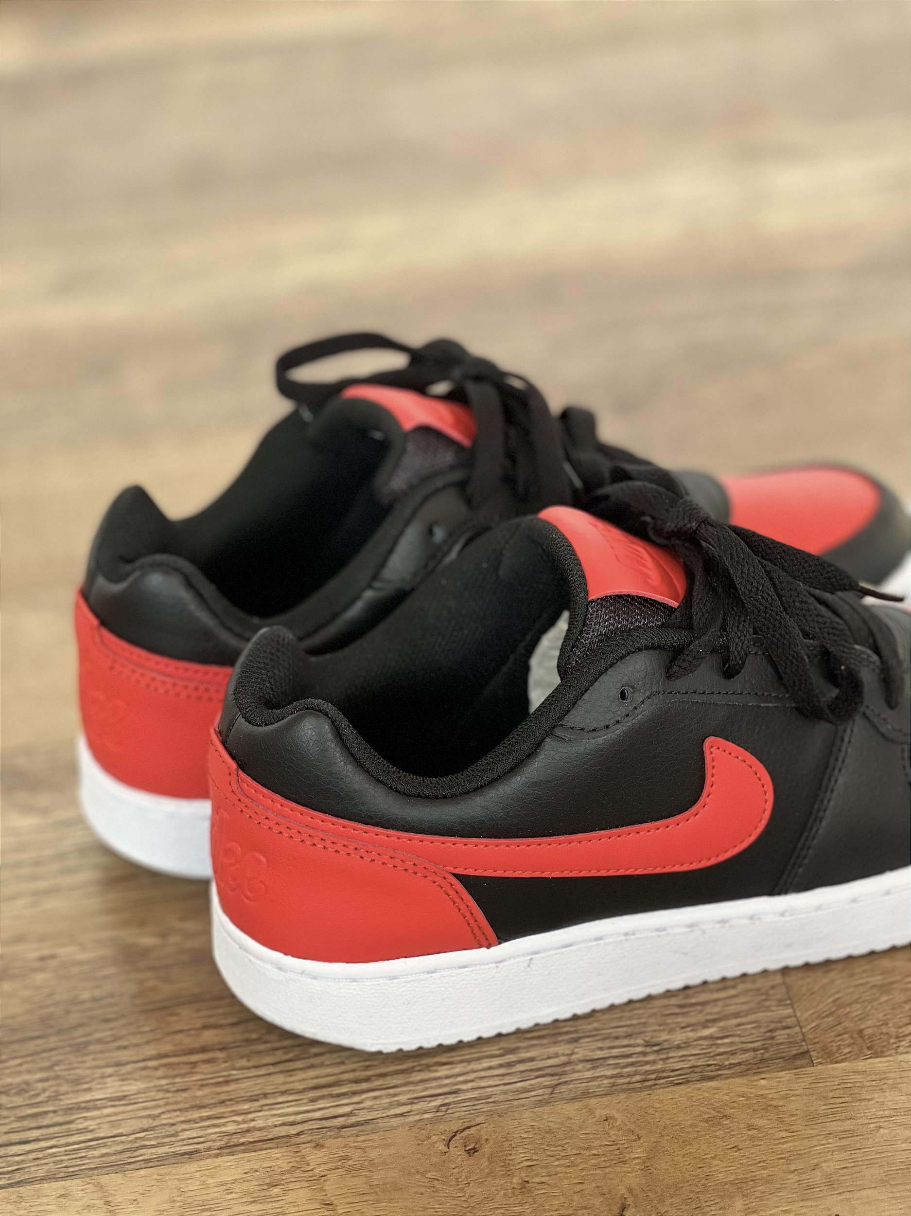 NIKE EBERNON LOW (vermelho) - Corre de Rua
