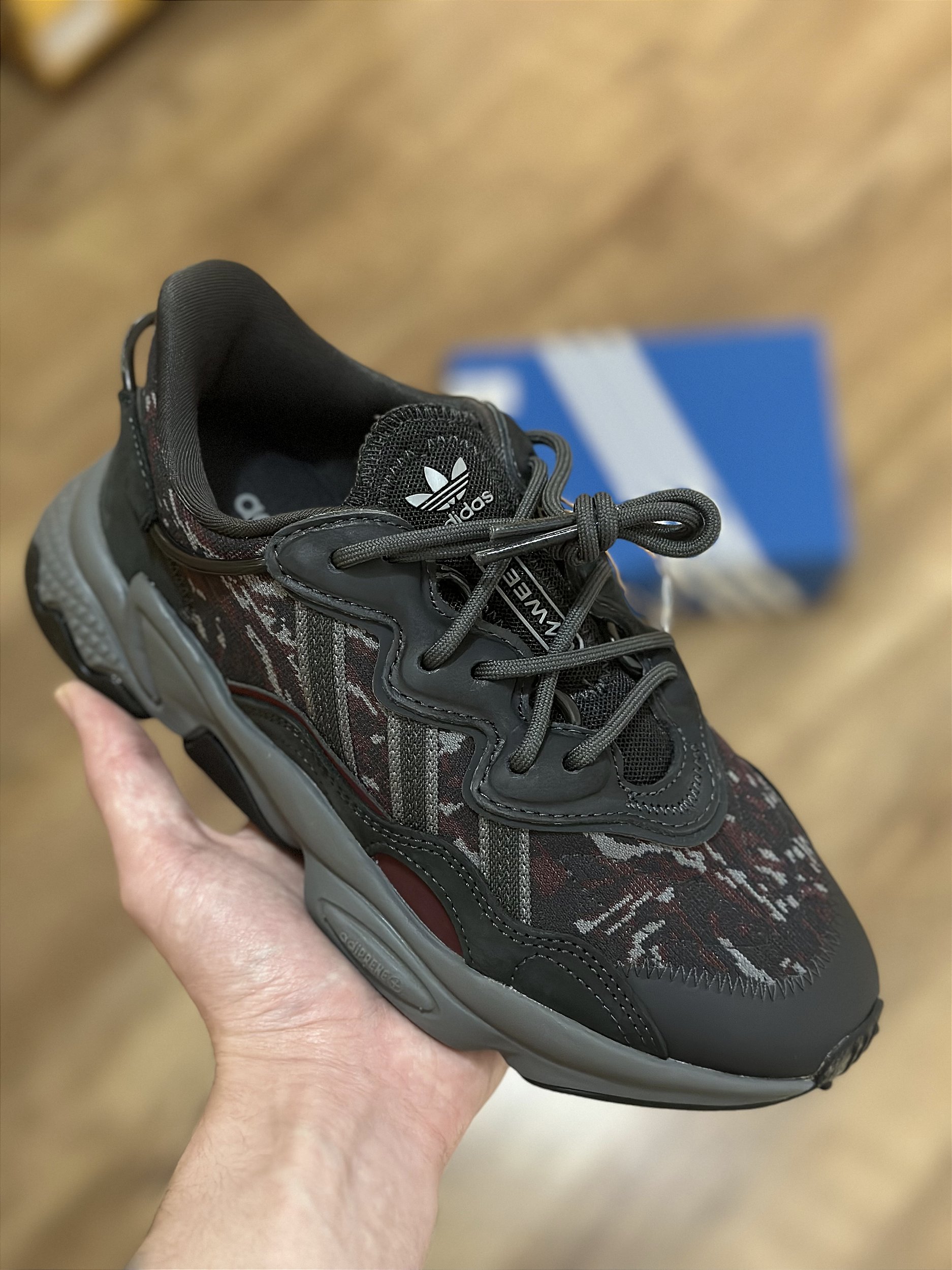 ADIDAS OZWEEGO (Carbon) - Corre de Rua