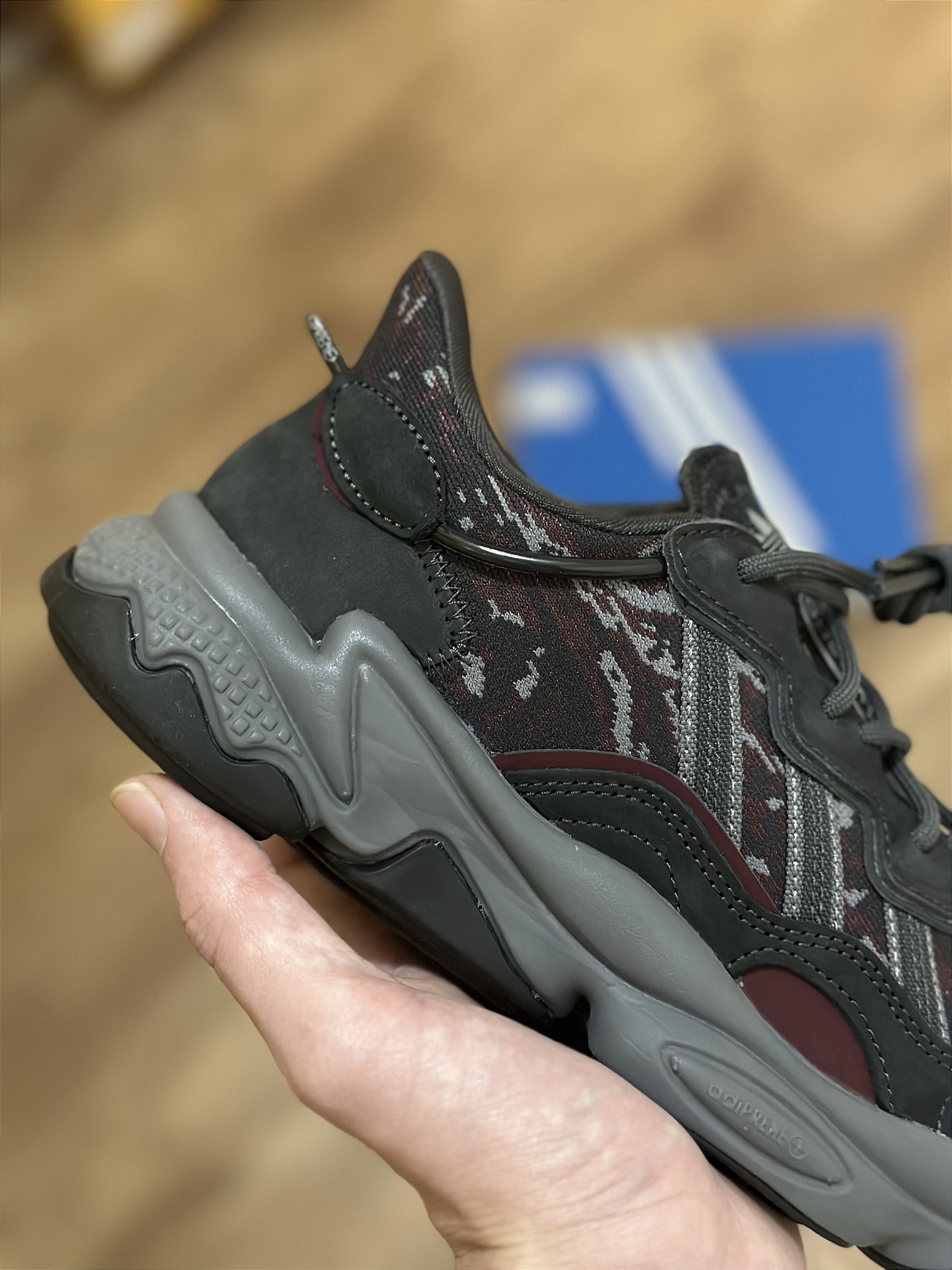 ADIDAS OZWEEGO (Carbon) - Corre de Rua