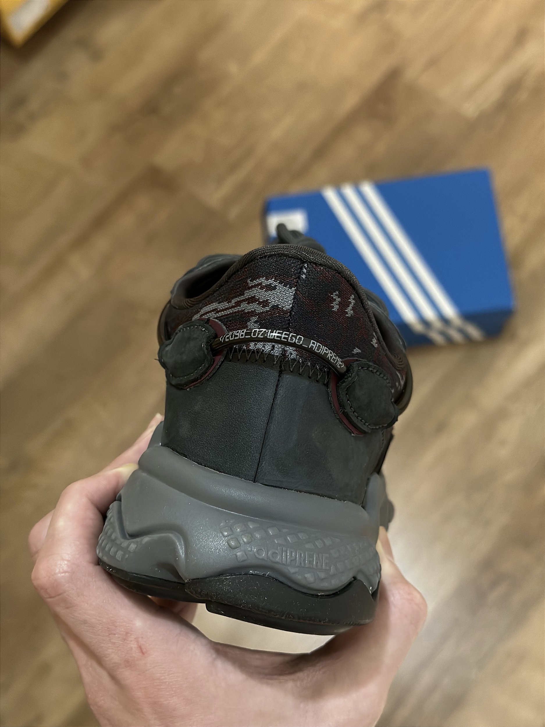 ADIDAS OZWEEGO (Carbon) - Corre de Rua