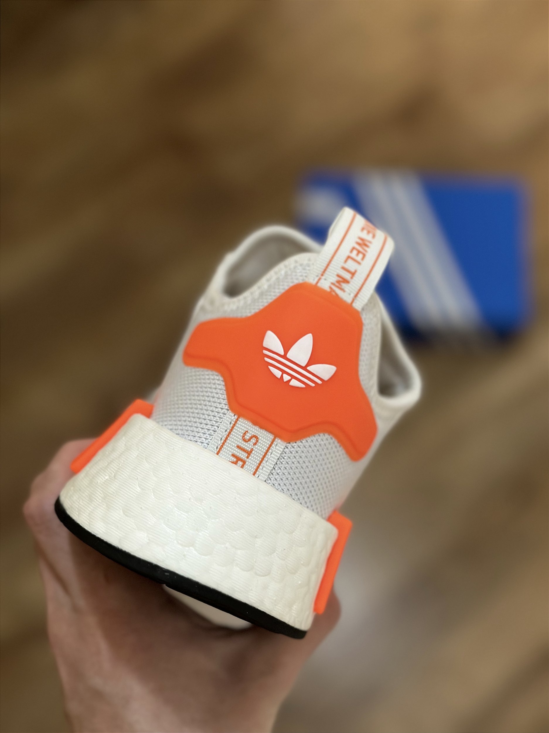 ADIDAS NMD R1 (Cloud white/ Solar Orange) - Corre de Rua