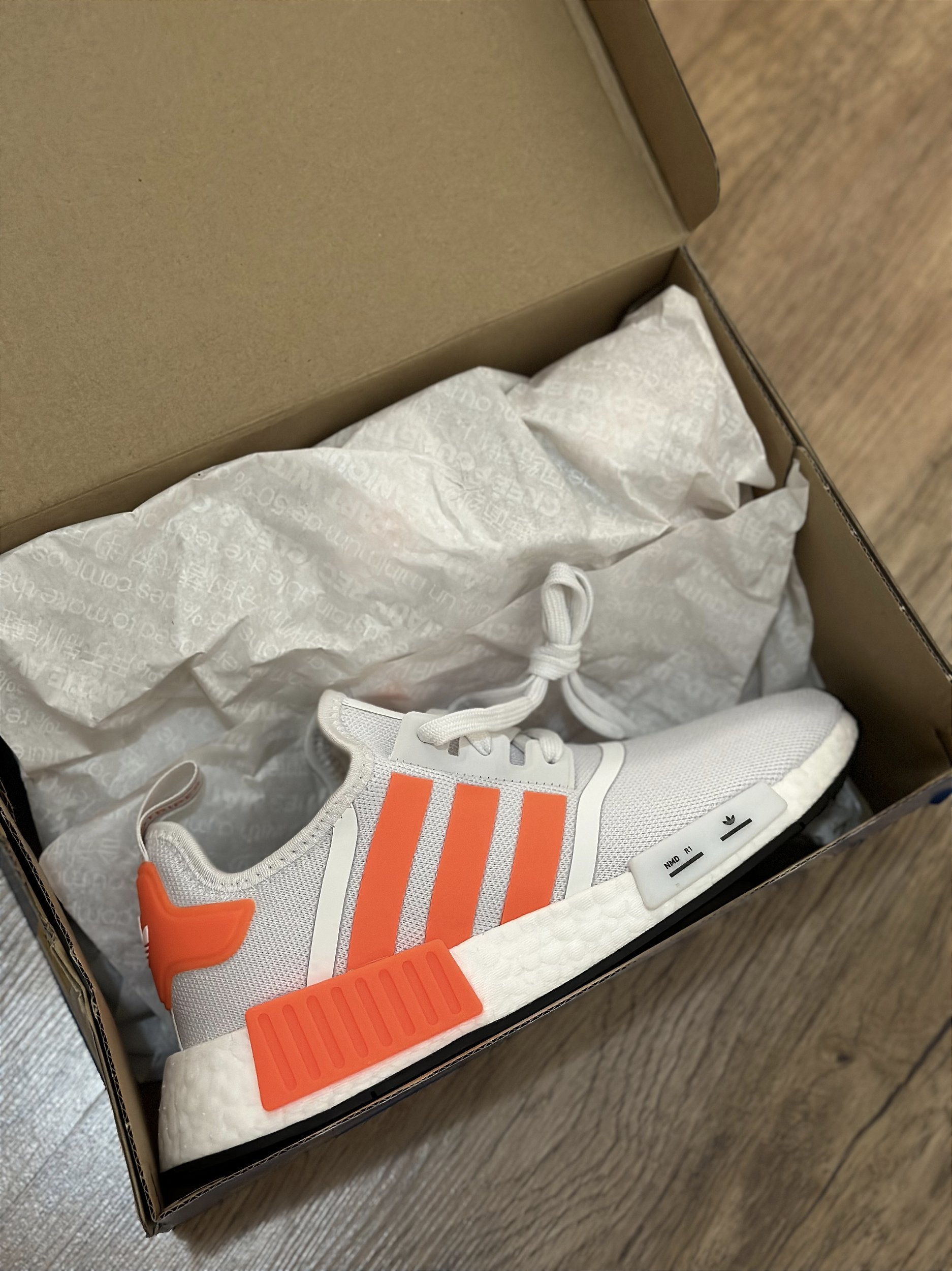 ADIDAS NMD R1 (Cloud white/ Solar Orange) - Corre de Rua
