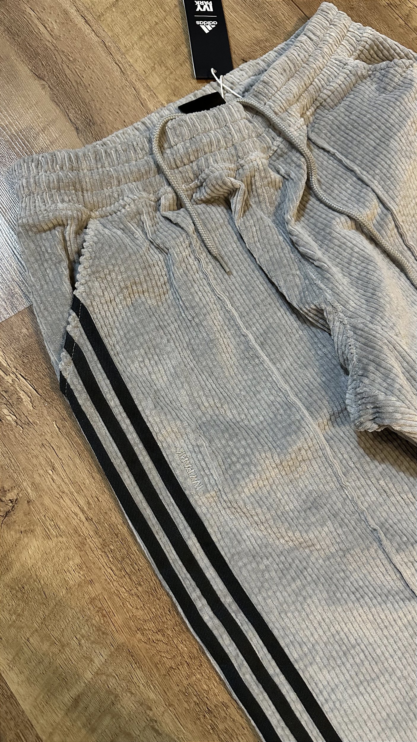 CALÇA ADIDAS IVY PARK (veludo) - Corre de Rua