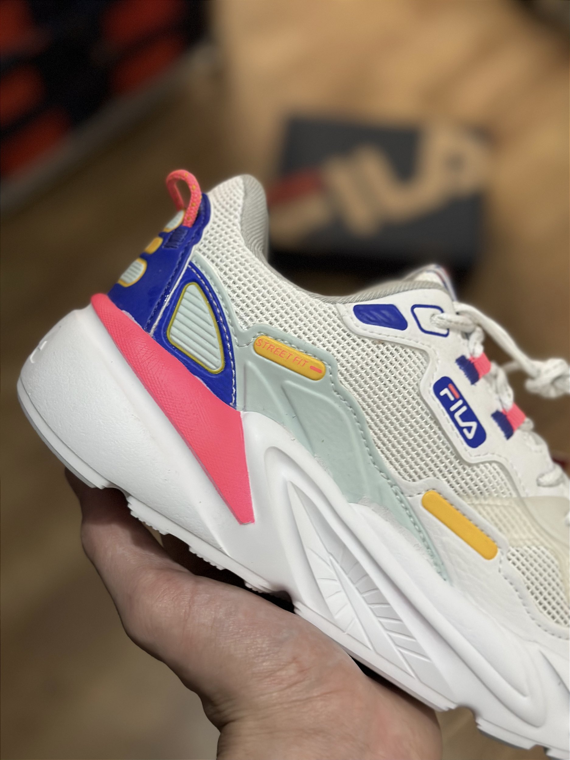 FILA STREET FIT (branco/azul/amarelo) - Corre de Rua