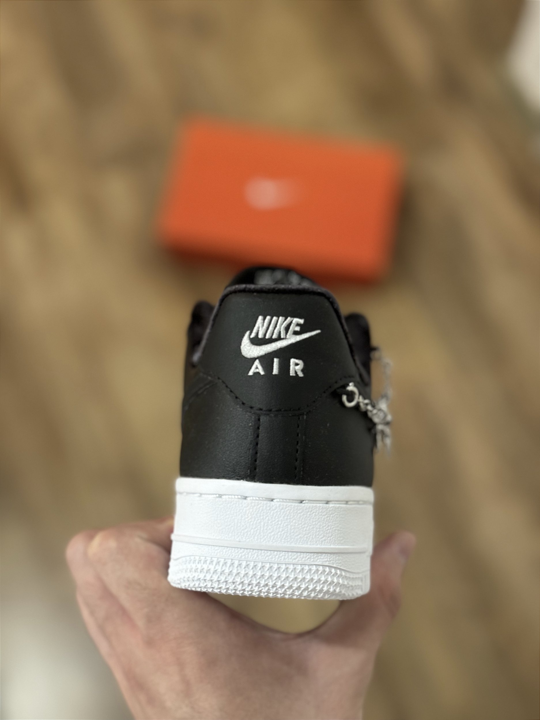 NIKE AIR FORCE 1 LX “Black Pendant” - Corre de Rua