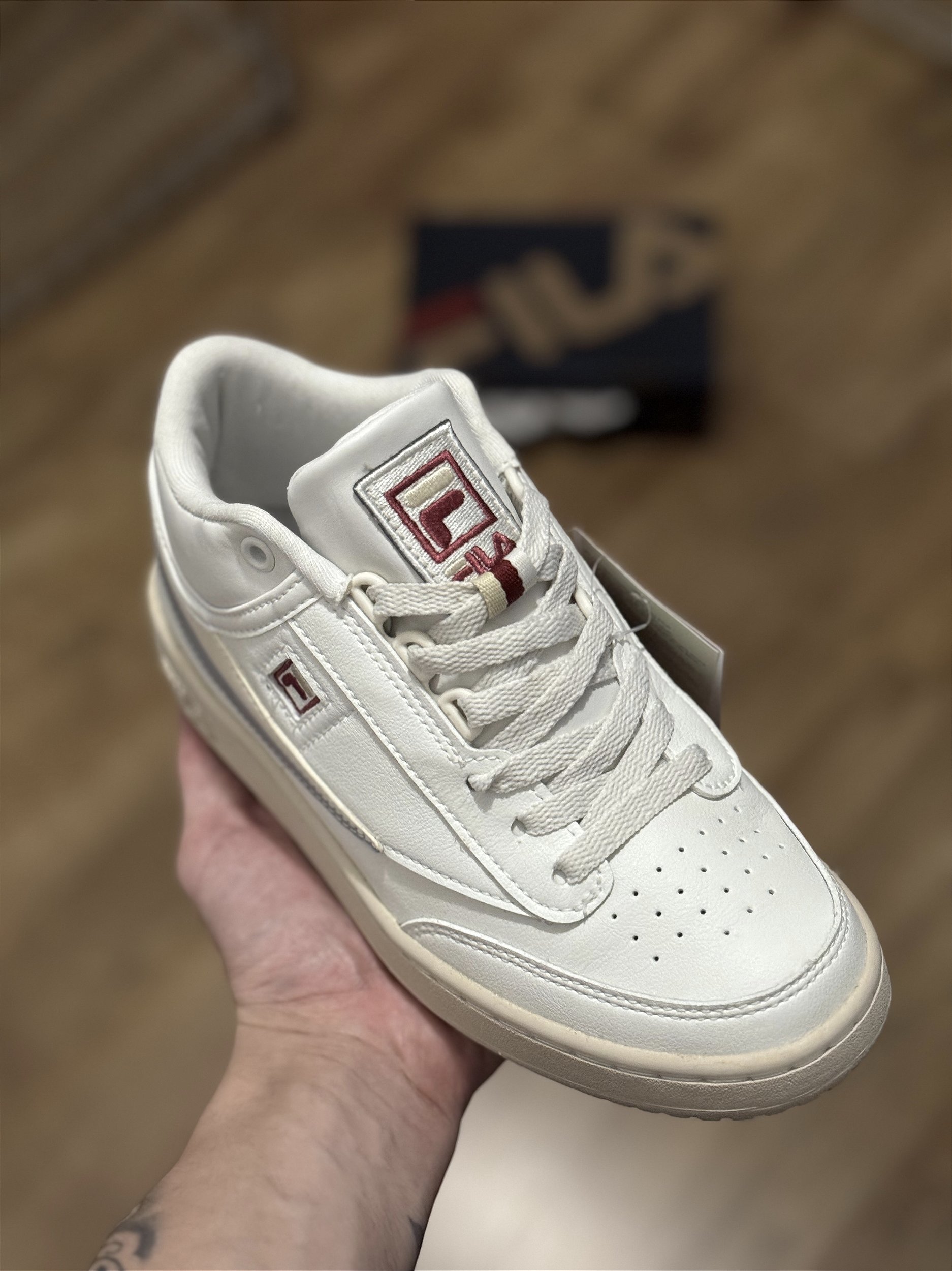 FILA T-1 MID (gray/red/raw) - Corre de Rua