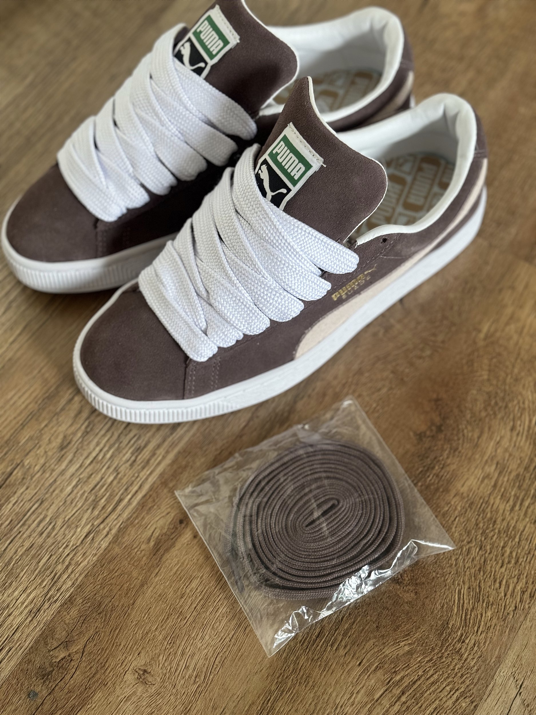 PUMA SUEDE XXI MARROM + FAT LACE - Corre de Rua