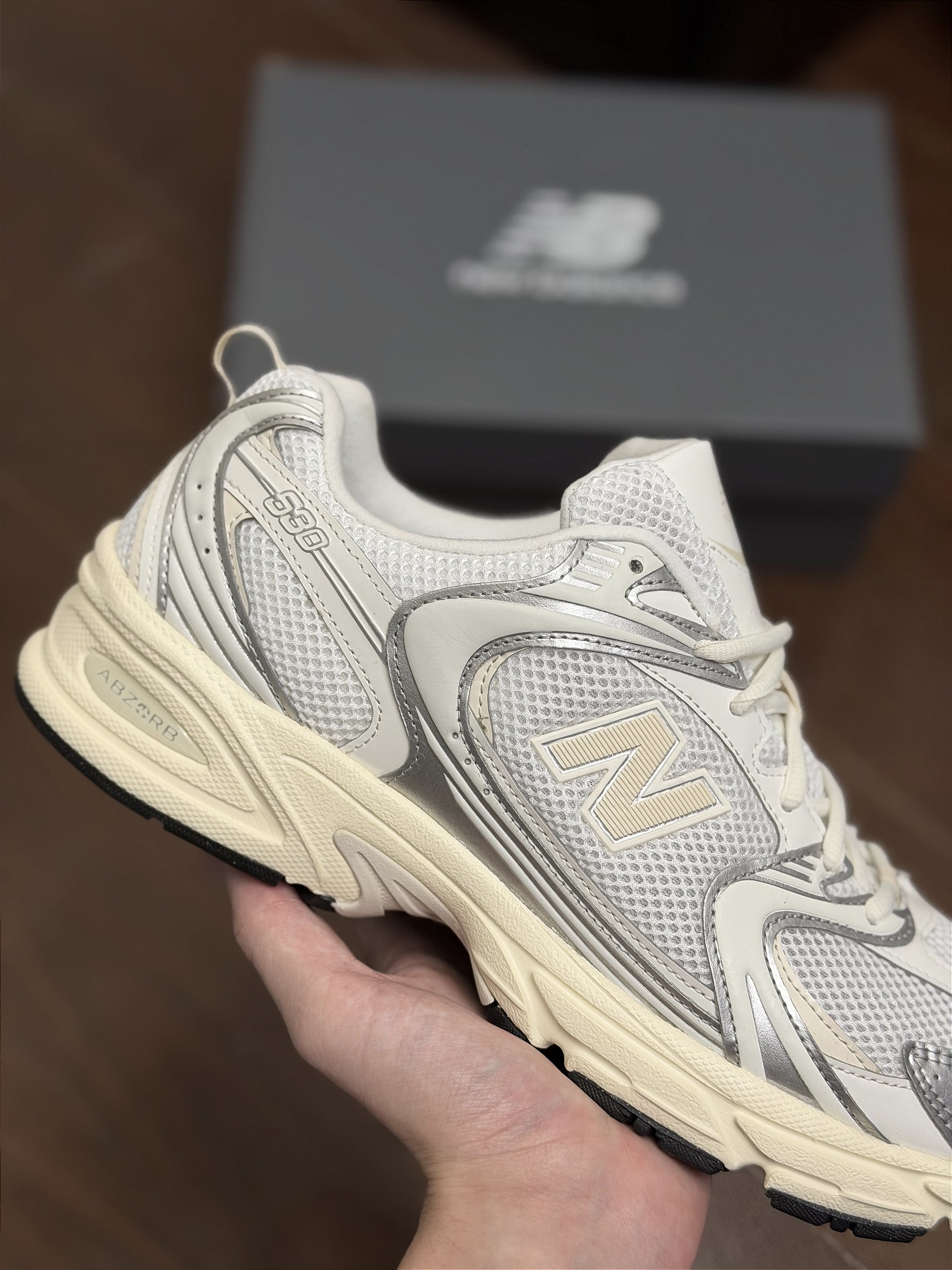 NEW BALANCE 530 (prata/creme) - Corre de Rua