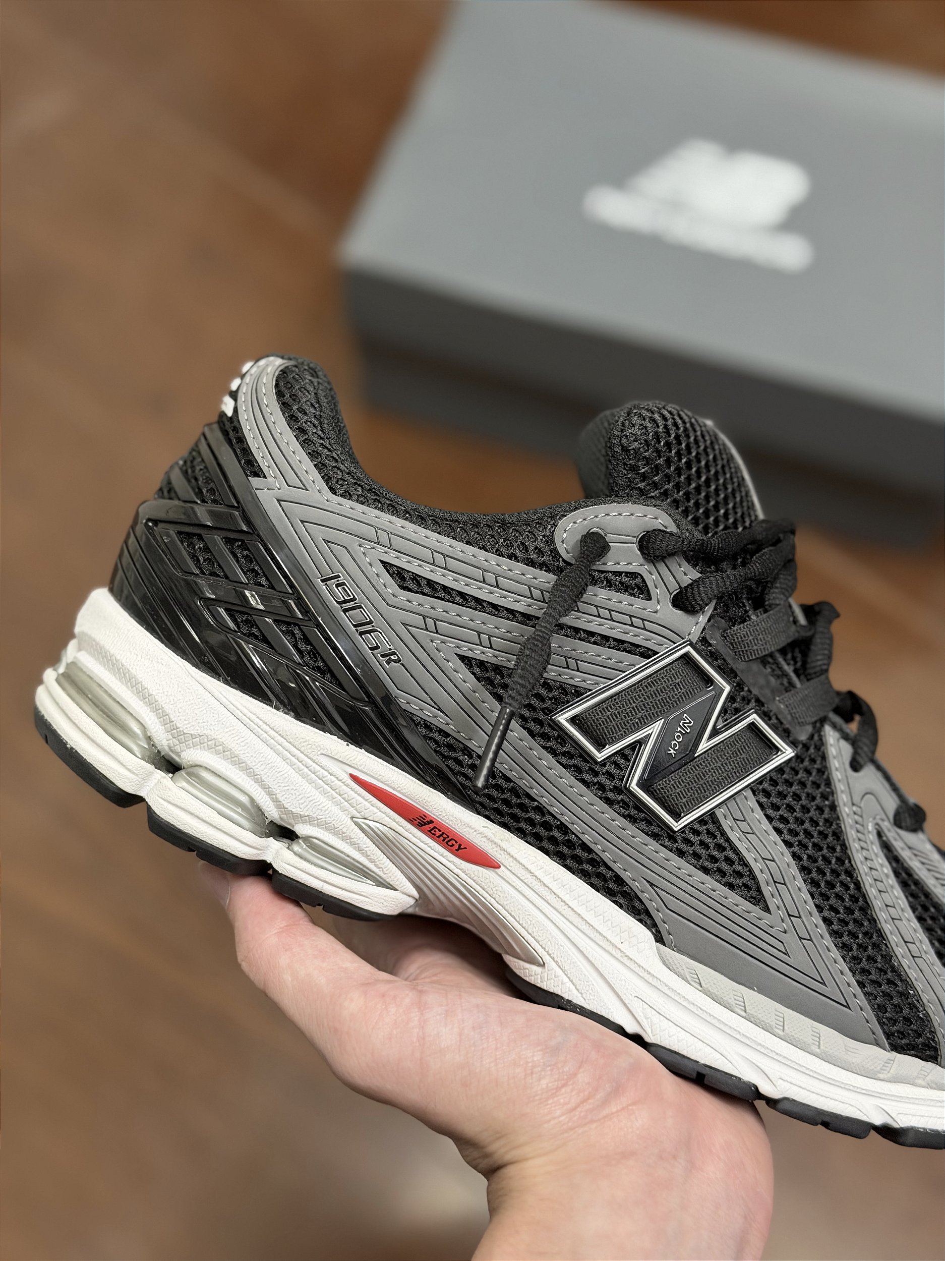 NEW BALANCE 1906R (preto/branco) - Corre de Rua