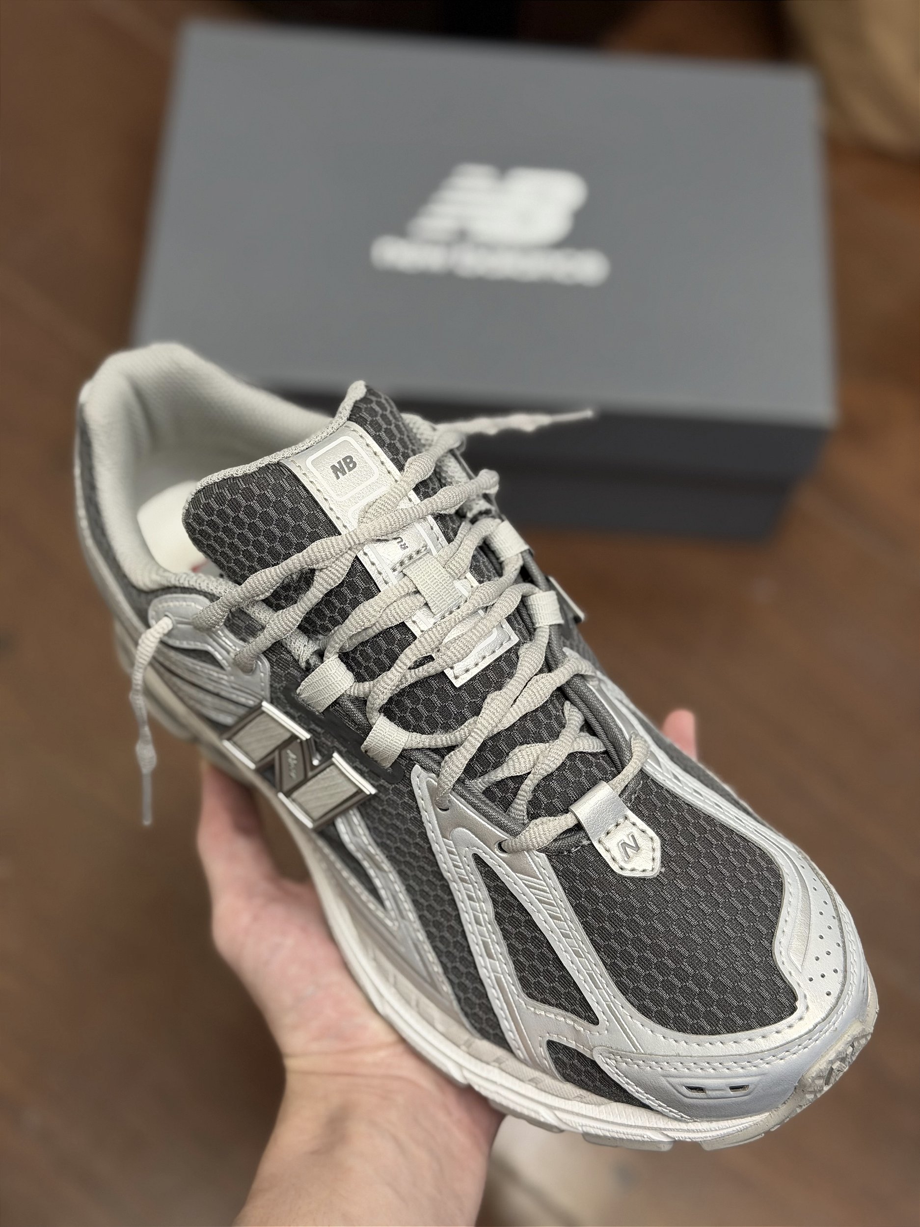 NEW BALANCE 1906R (grafite/branco) - Corre de Rua