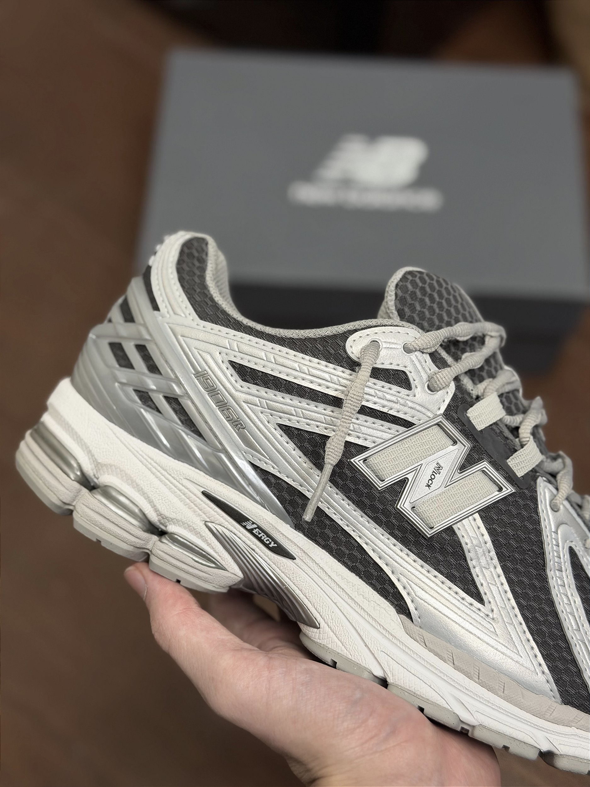 NEW BALANCE 1906R (grafite/branco) - Corre de Rua