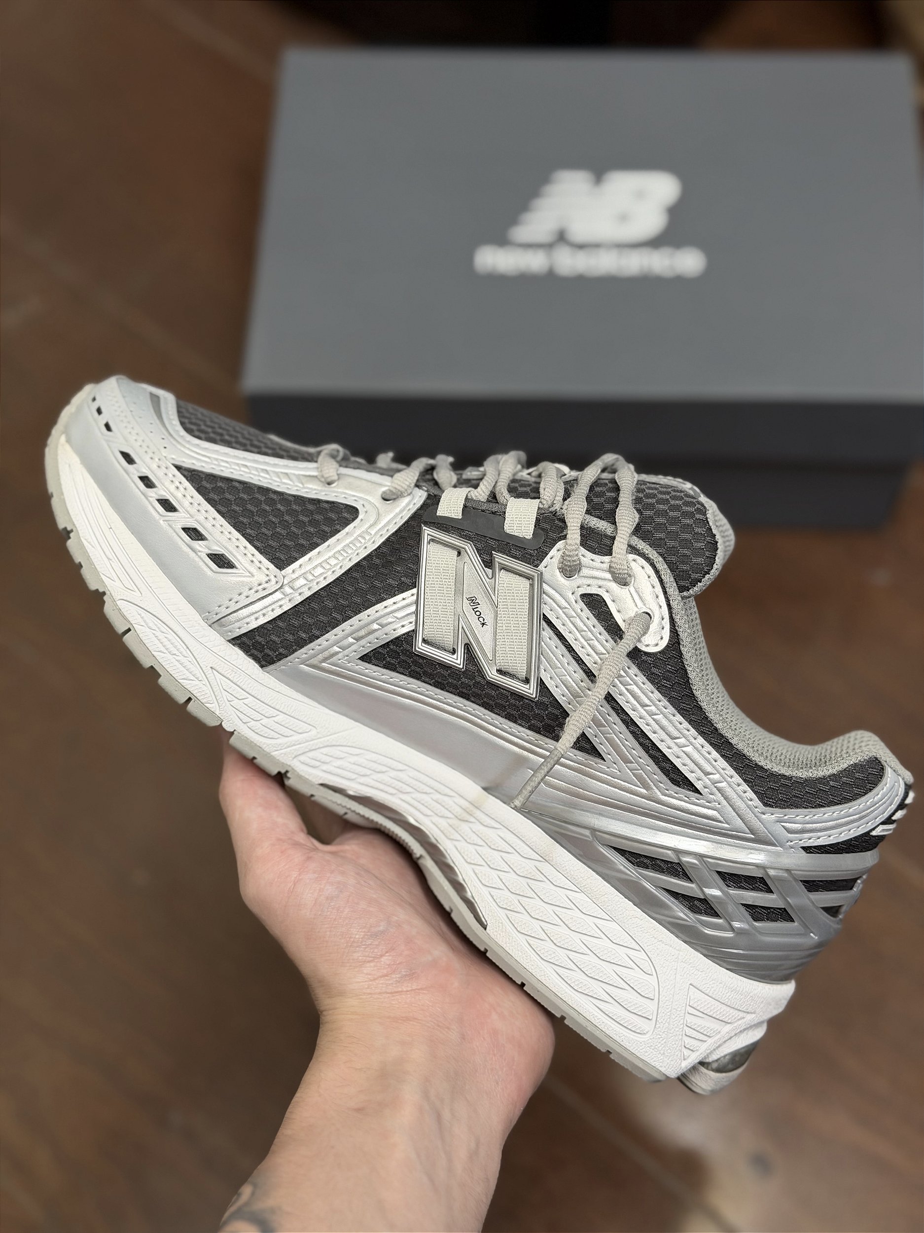 NEW BALANCE 1906R (grafite/branco) - Corre de Rua