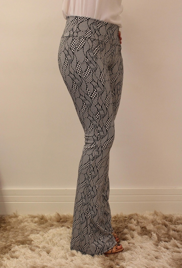 Calça feminina de modelagem flare em tecido jacquard com estampa ...