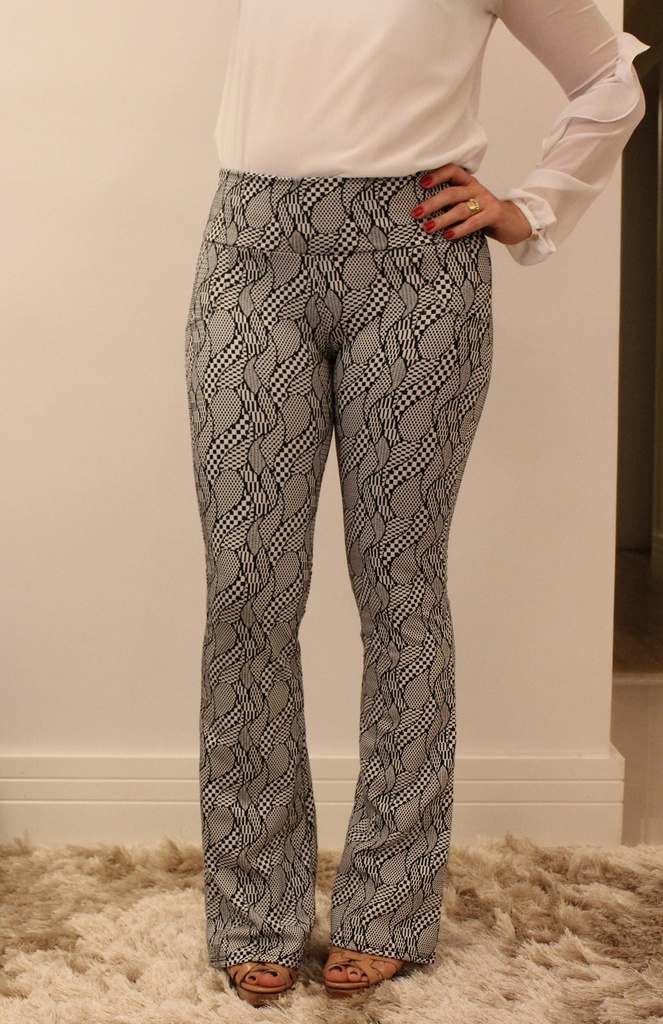 Calça feminina de modelagem flare em tecido jacquard com estampa ...