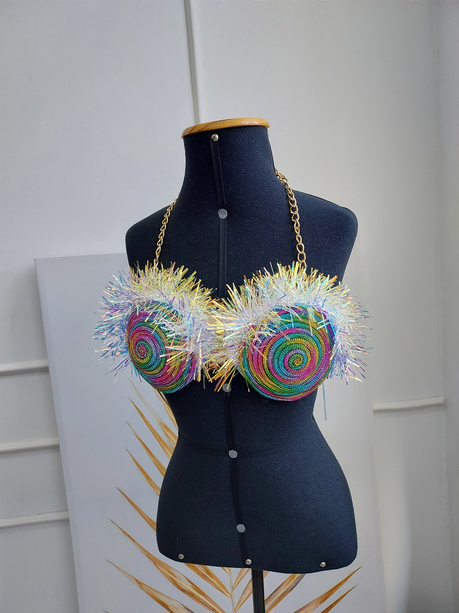 Top de strass colorido com plumas brilhantes e amarração de corrente ...