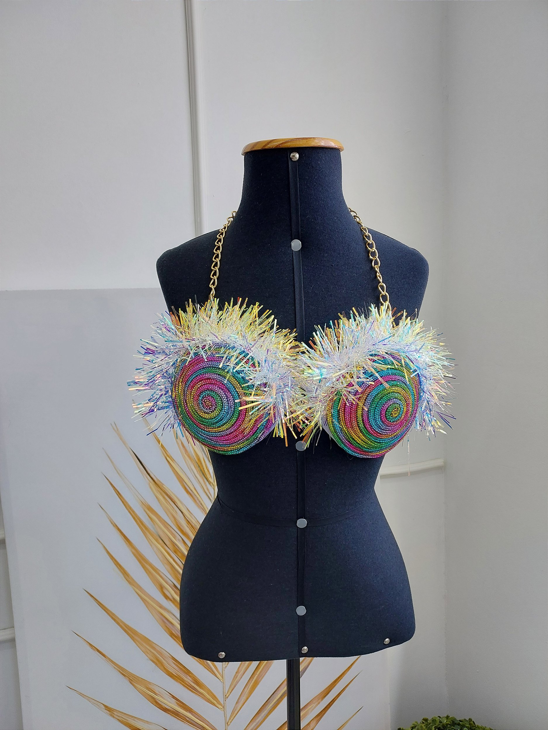 Top de strass colorido com plumas brilhantes e amarração de corrente ...