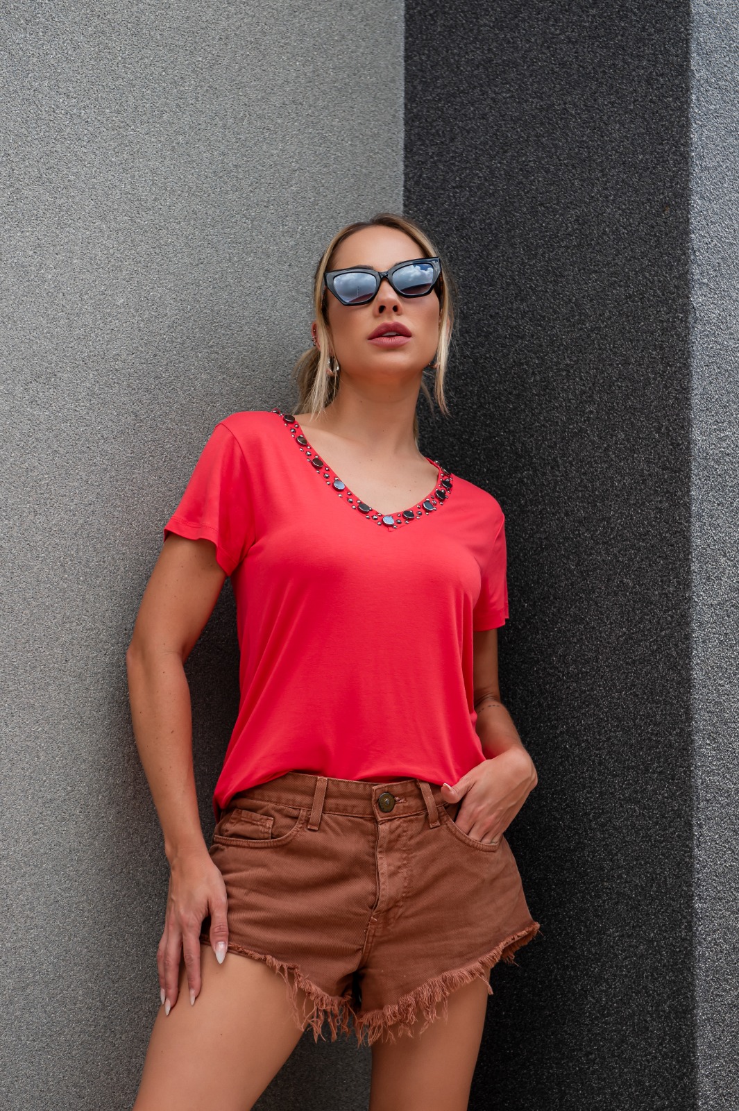 Tshirt na cor goiaba com pedrarias na gola formato V - Madame Ninna ...