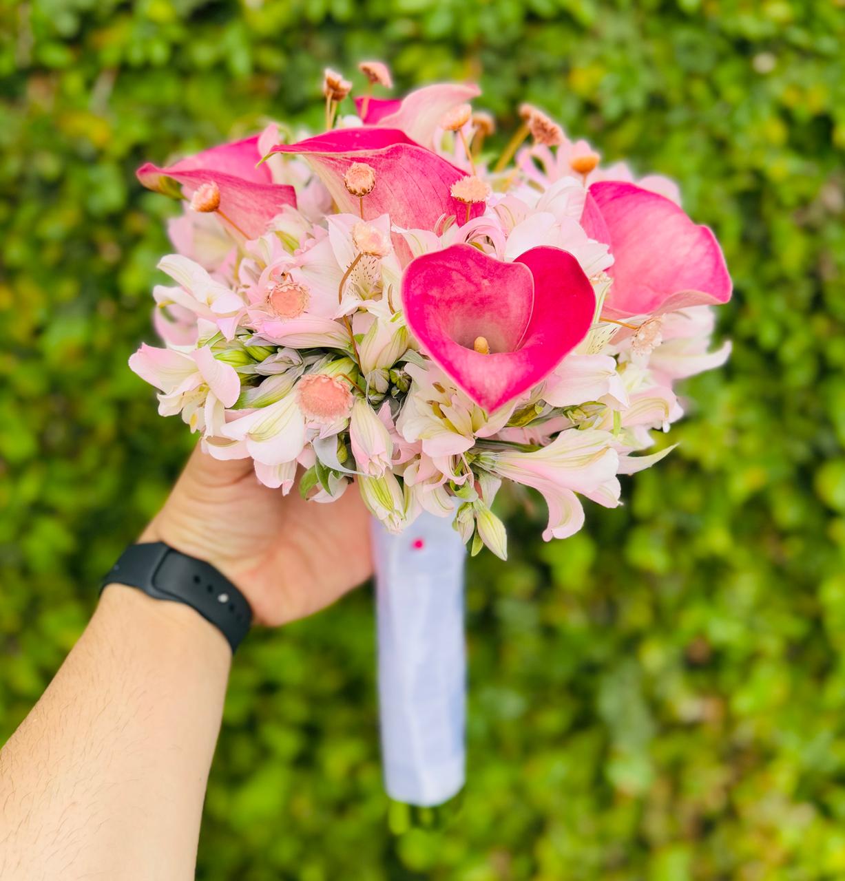 Buquê de Noiva com Calas Rosas em BH - Floricultura BH, Cestas de ...