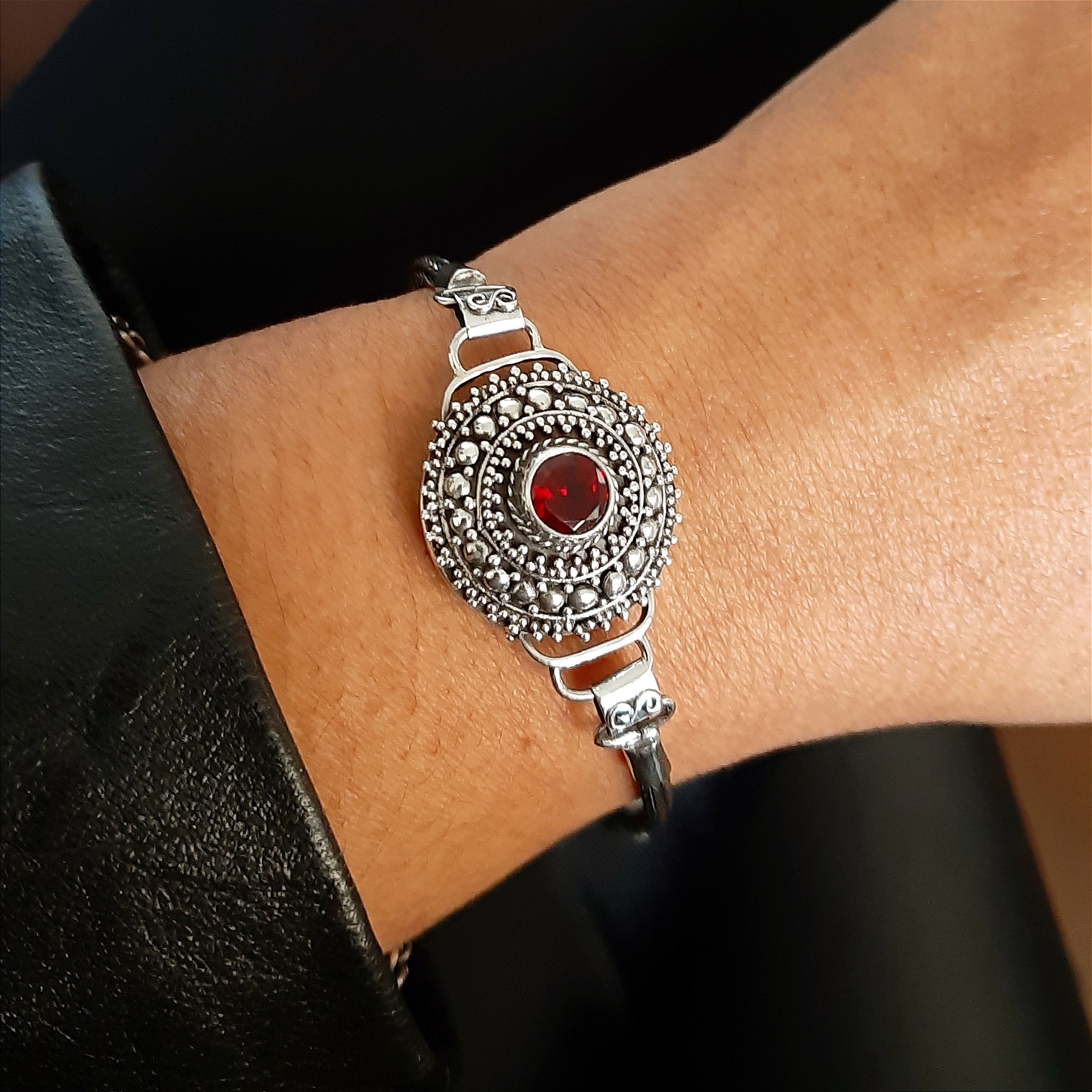 Pulseira Indiana em Prata 925 e Granada - Aroeira Pratas
