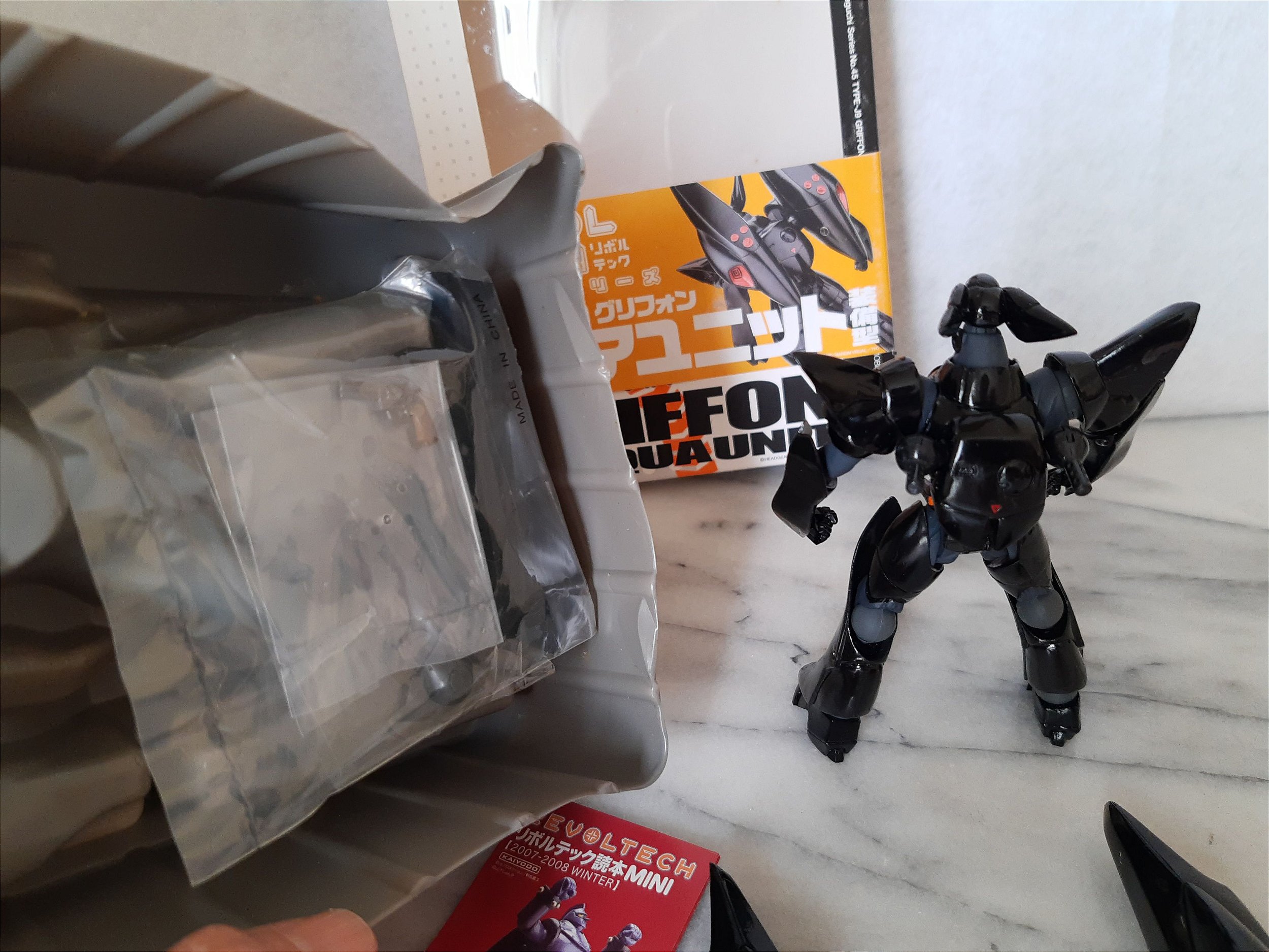 Revoltech type J9 número 45, Griffon with Aquaunit. Da kaiyodo12 cm ...